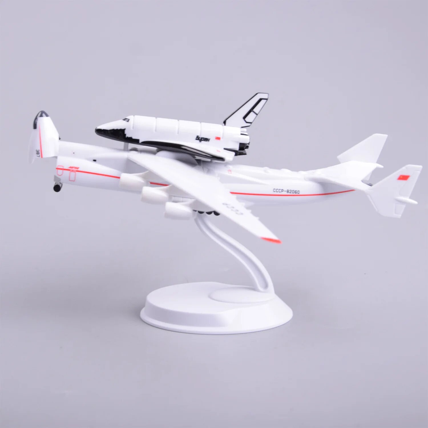 Модель космического шаттла Буран 1:400