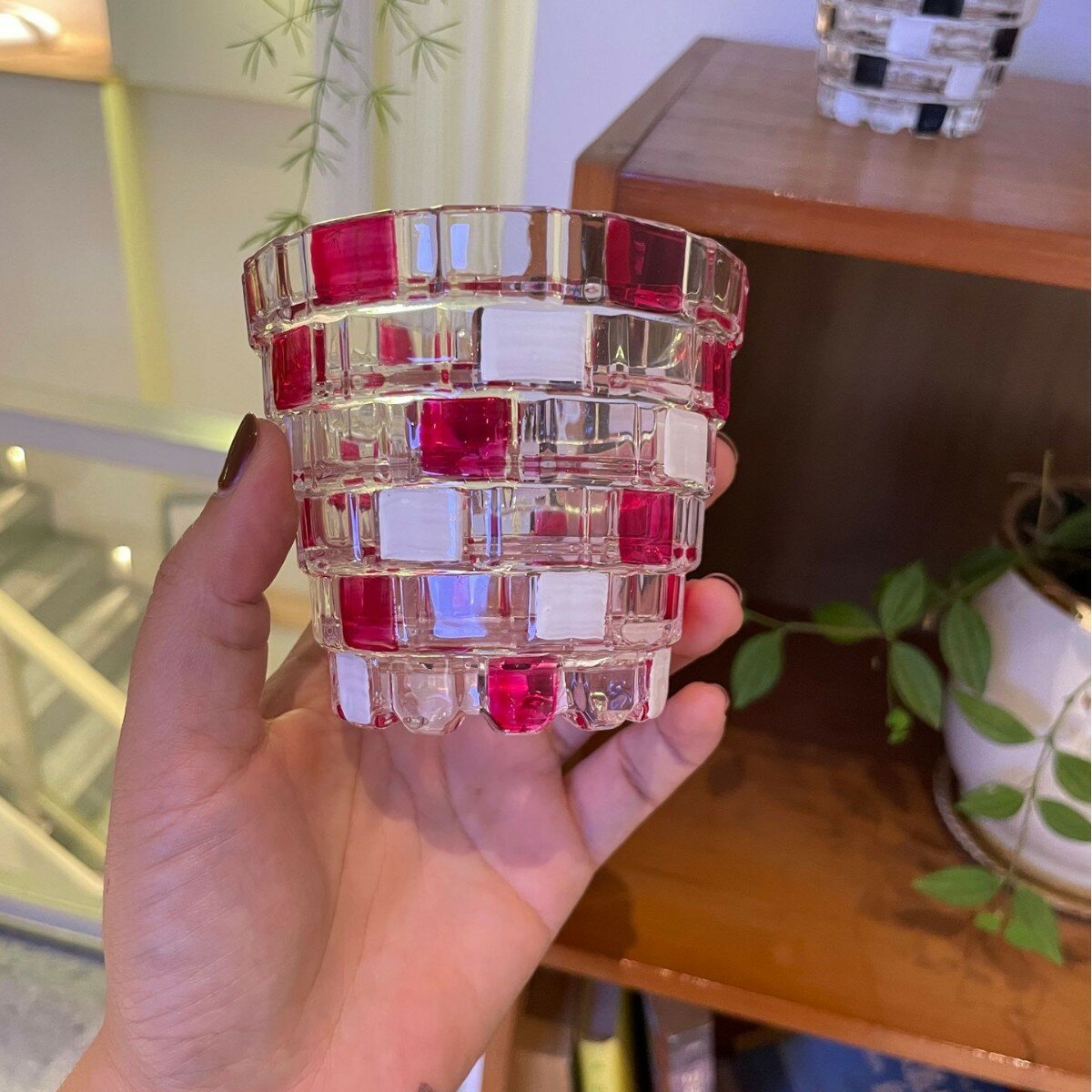 Красные кубики льда, расписанные вручную, на атмосферных стаканах для воды, бокалах для напитков, стаканах для виски и бокалах для крепких спиртных напитков.