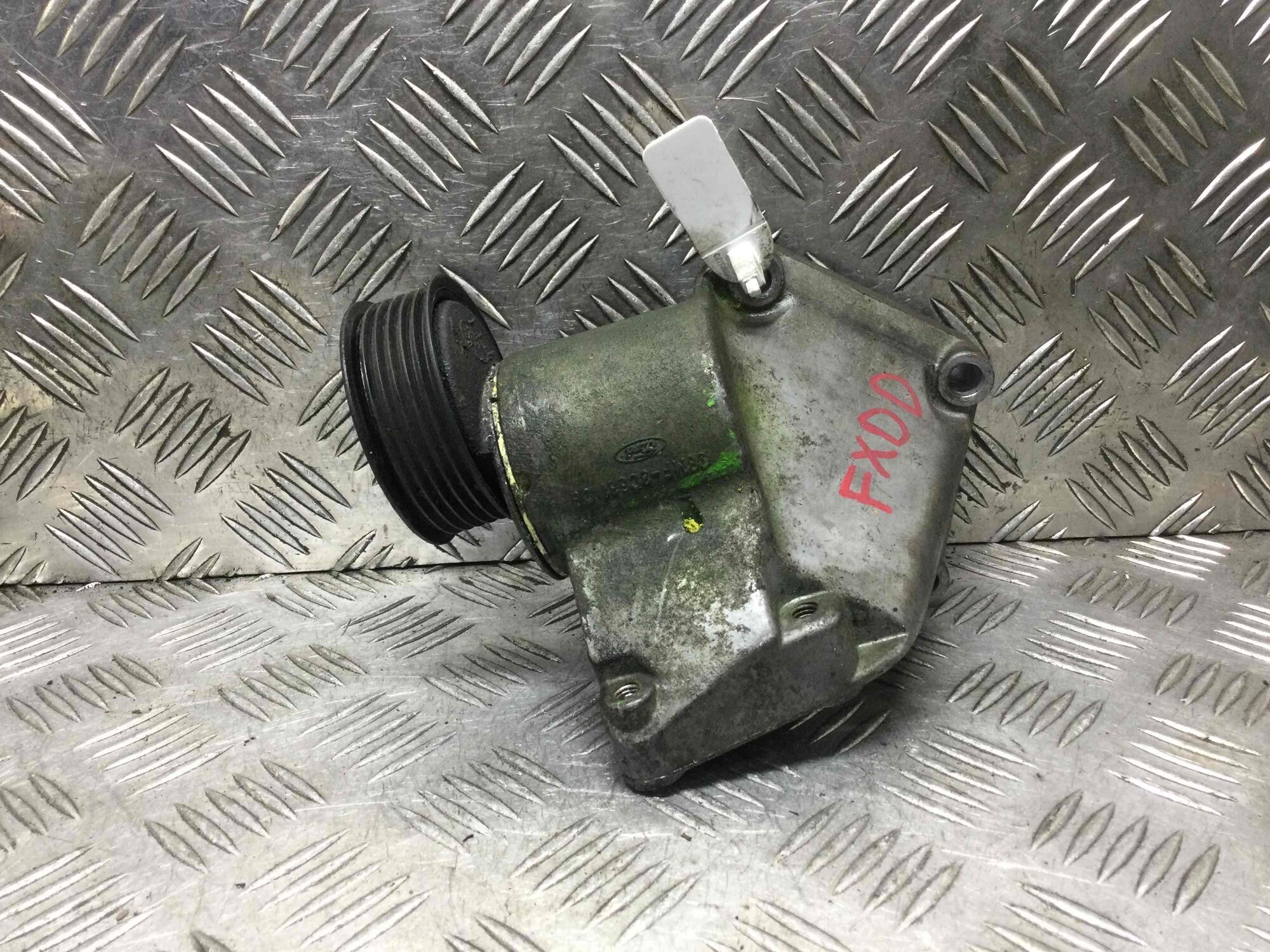 Б/У Натяжитель ремня генератора Ford Focus 1 поколение [рестайлинг] (2001-2005) 2003 г.