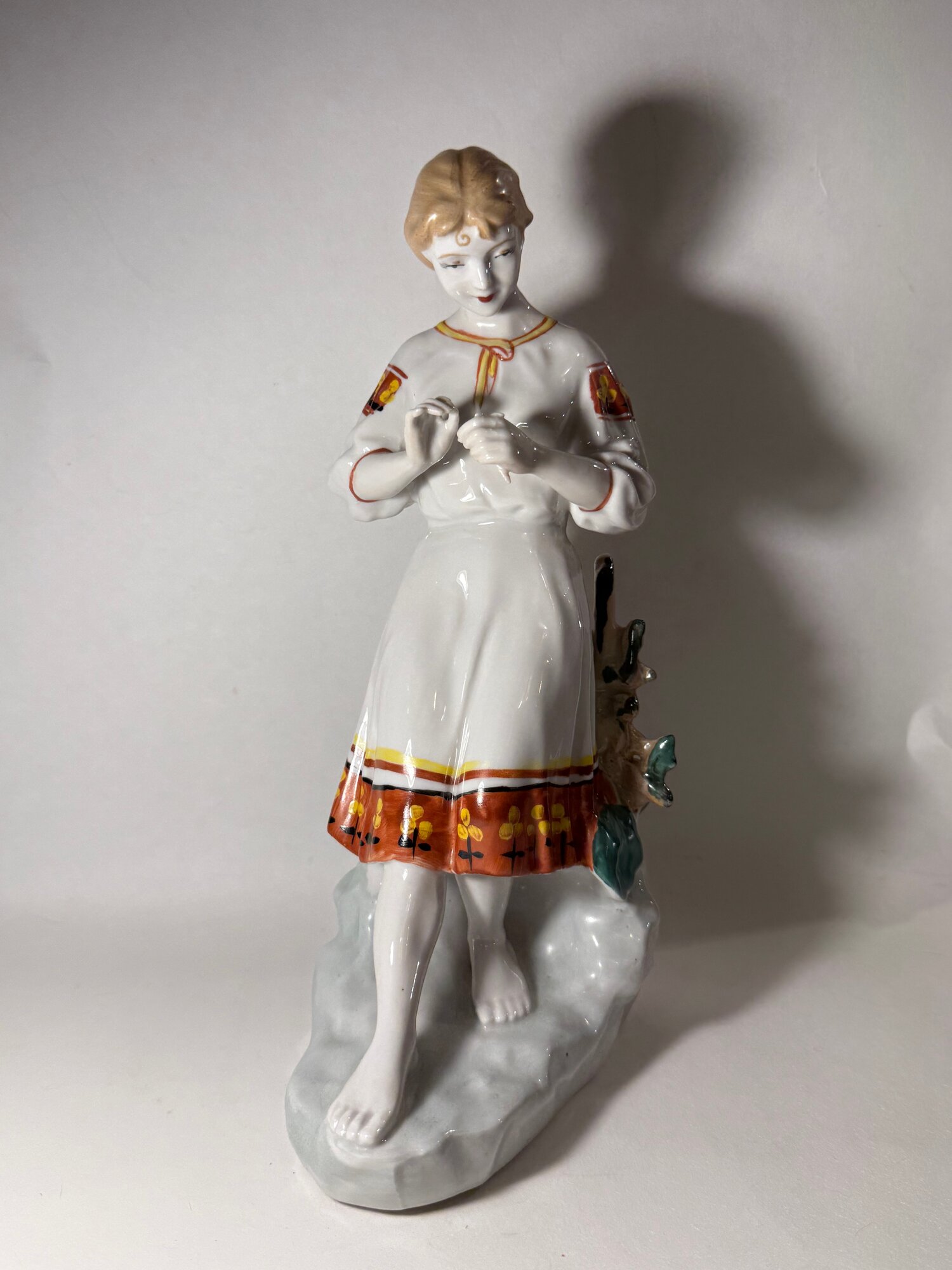 Статуэтка фарфоровая. Любит не любит. СССР, ЗХК Полонне. Редкая статуэтка из СССР.