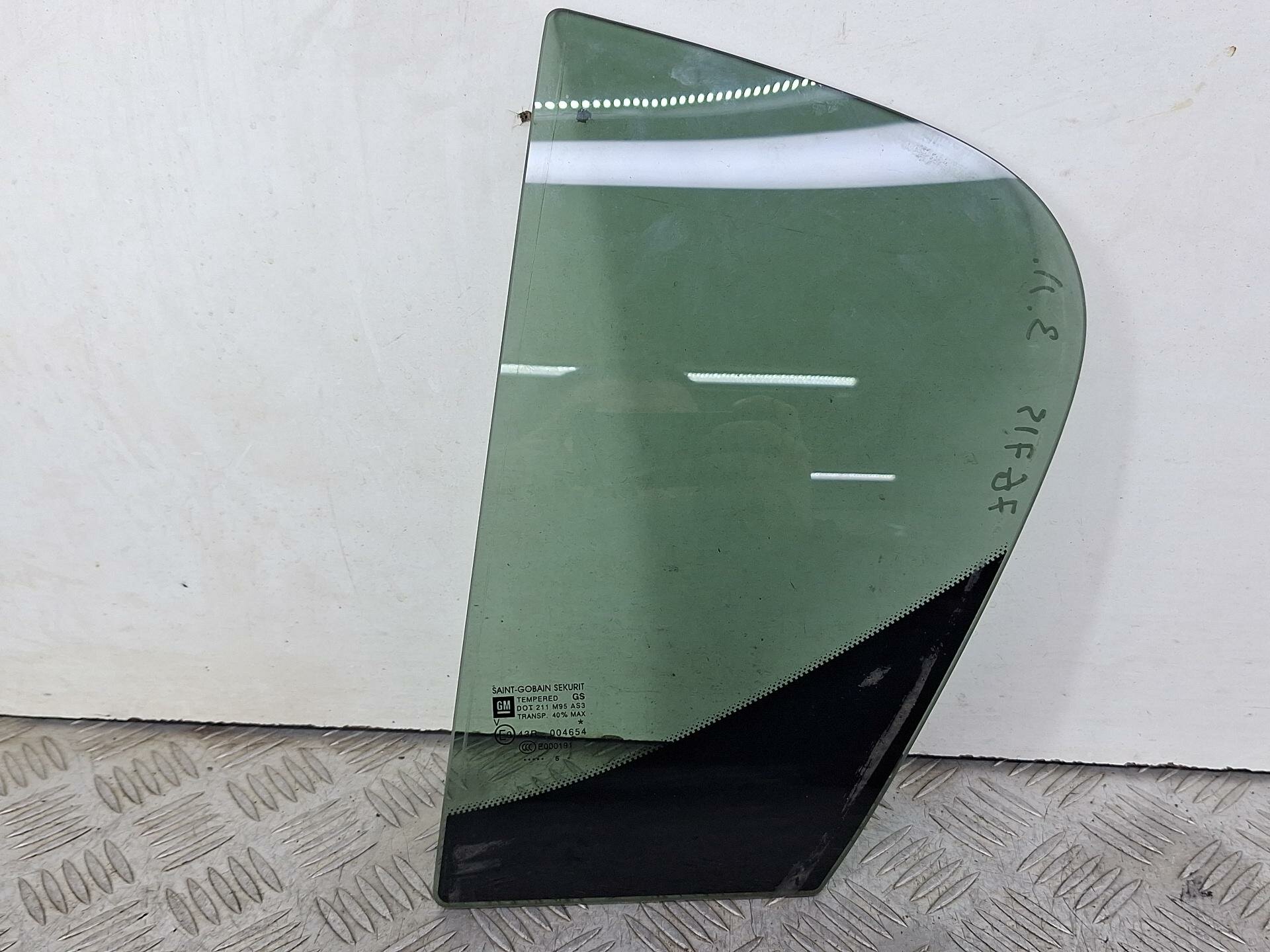 Форточка двери задней левой Opel Corsa E 2016