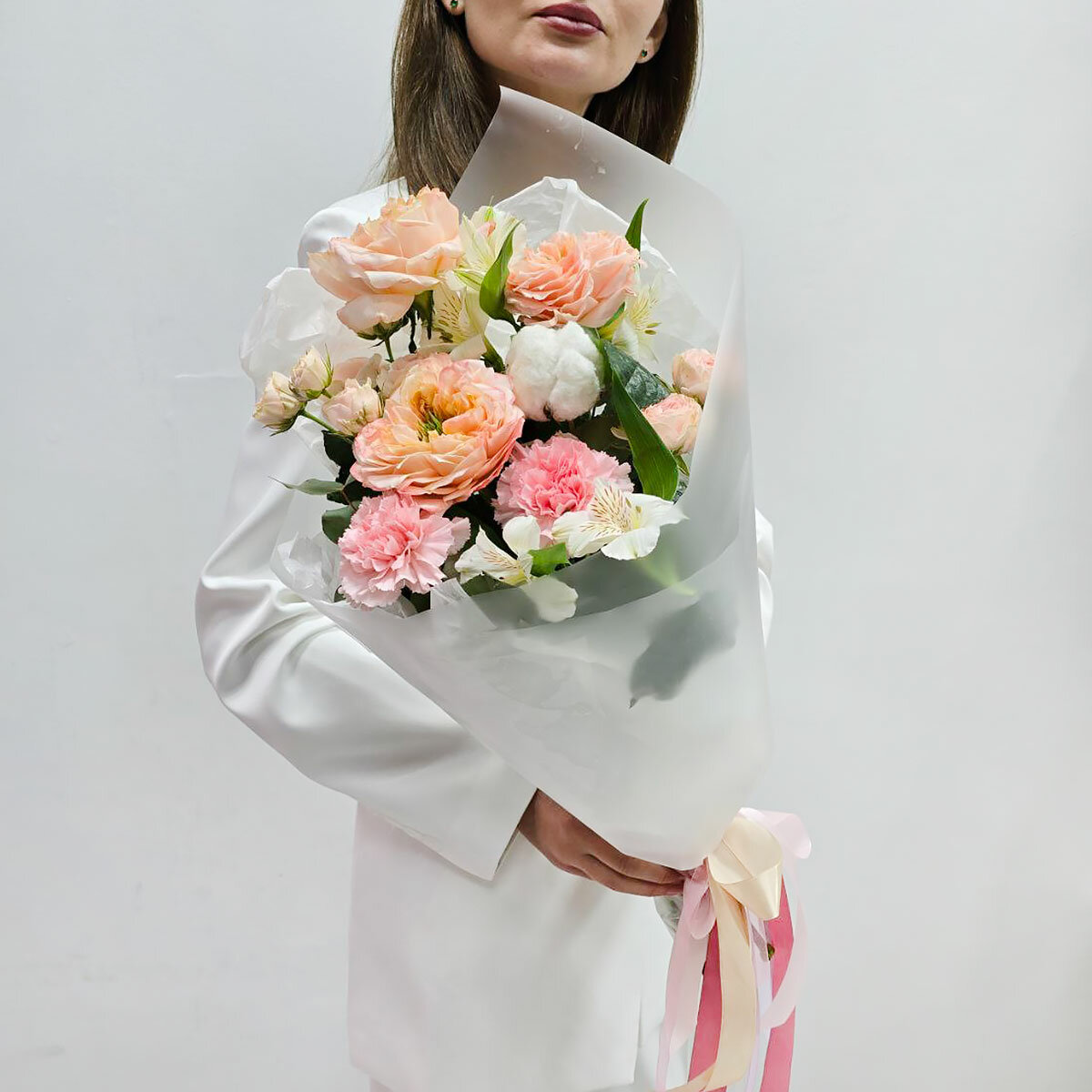 Красивый выбор букет с пионовидными розами и хлопком, весенний букет