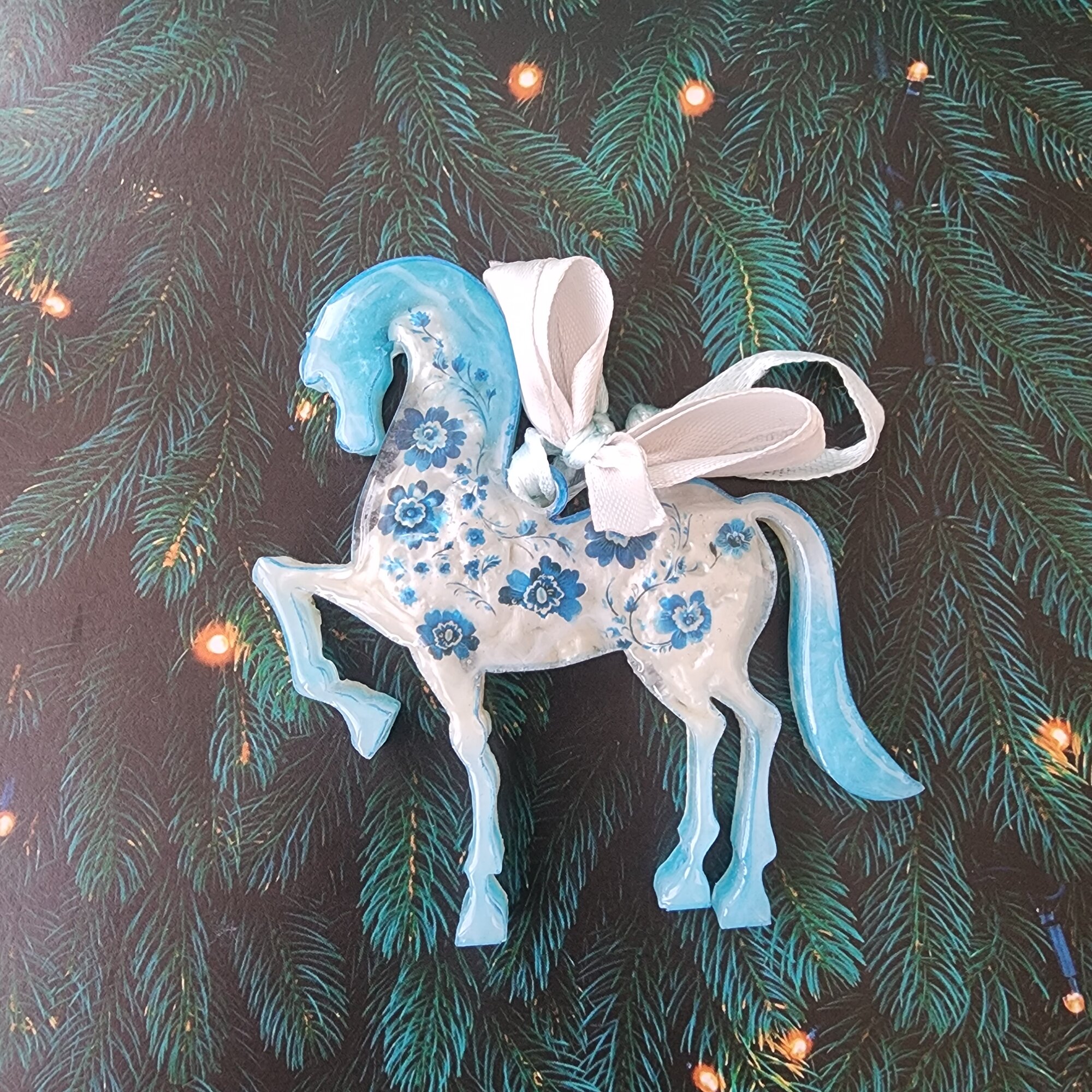 Ёлочное украшение "Огненная лошадь" символ нового 2026 года ручной работы из эпоксидной смолы