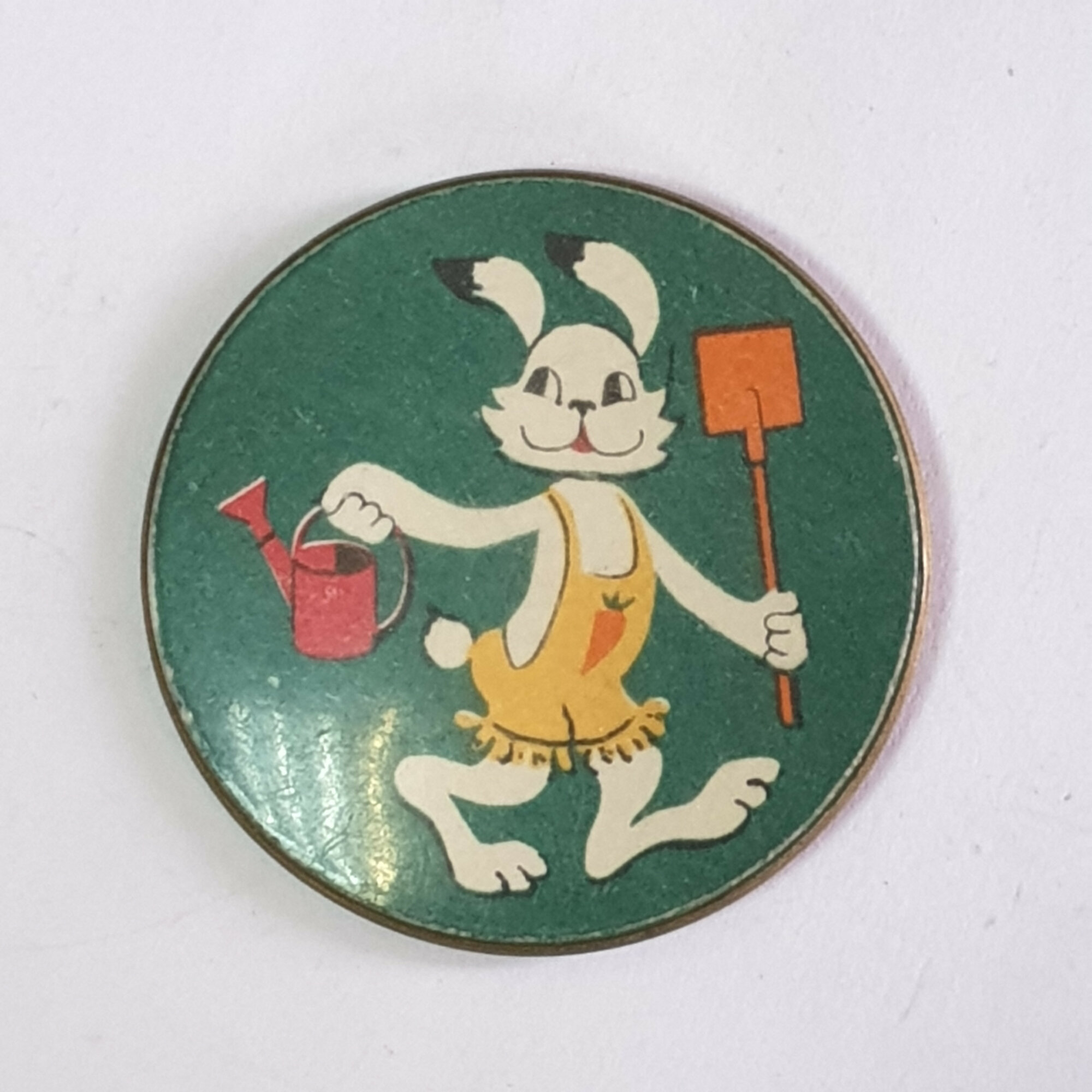 Значок СССР, Заяц с лейкой и лопатой. Коллекционный аксессуар, советский и винтажный.