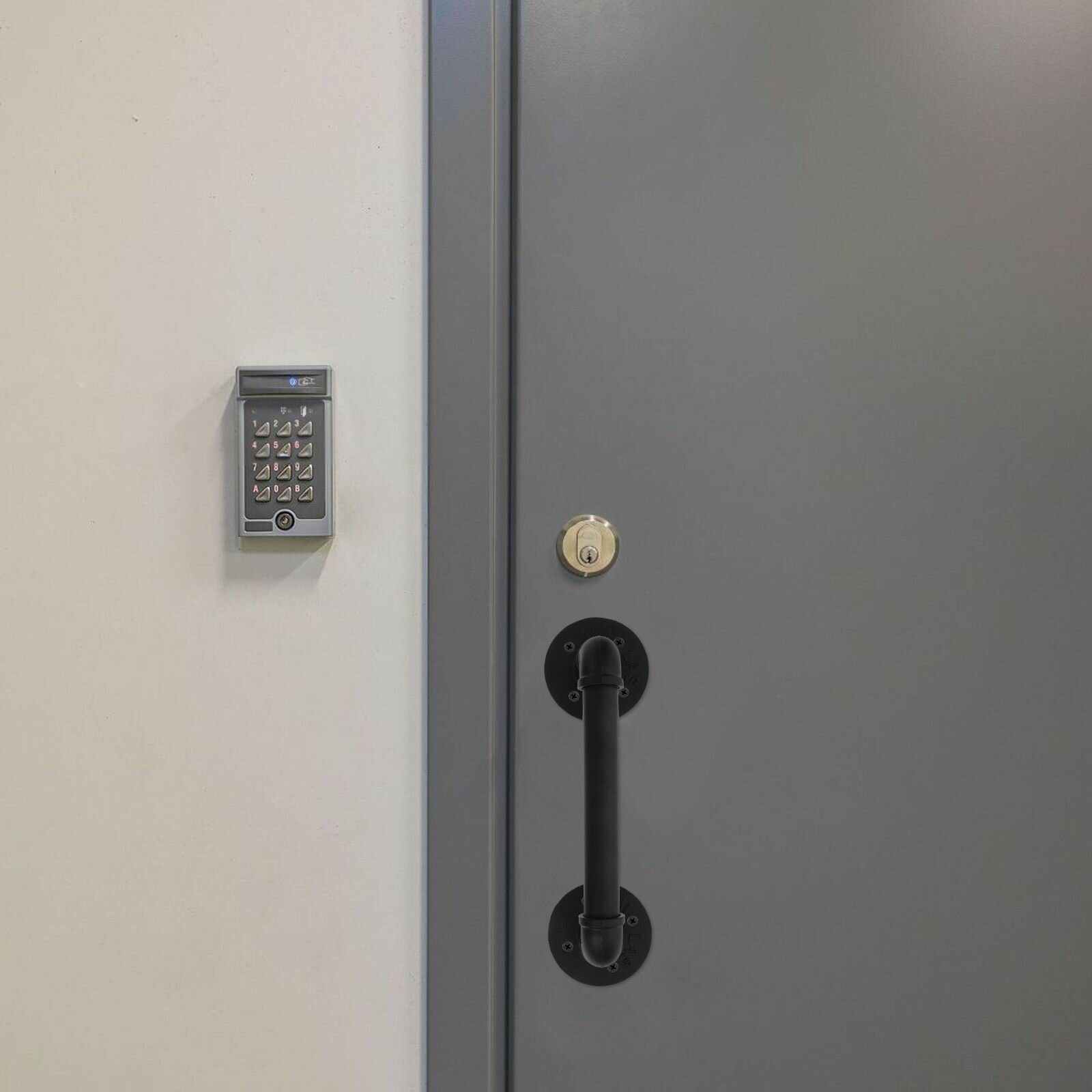 Практичная металлическая дверная ручка барного типа для входных и межкомнатных дверей