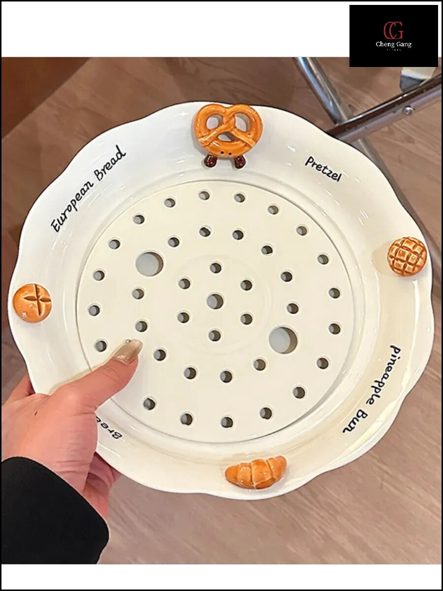 Булочки с крендельками на стильной тарелке