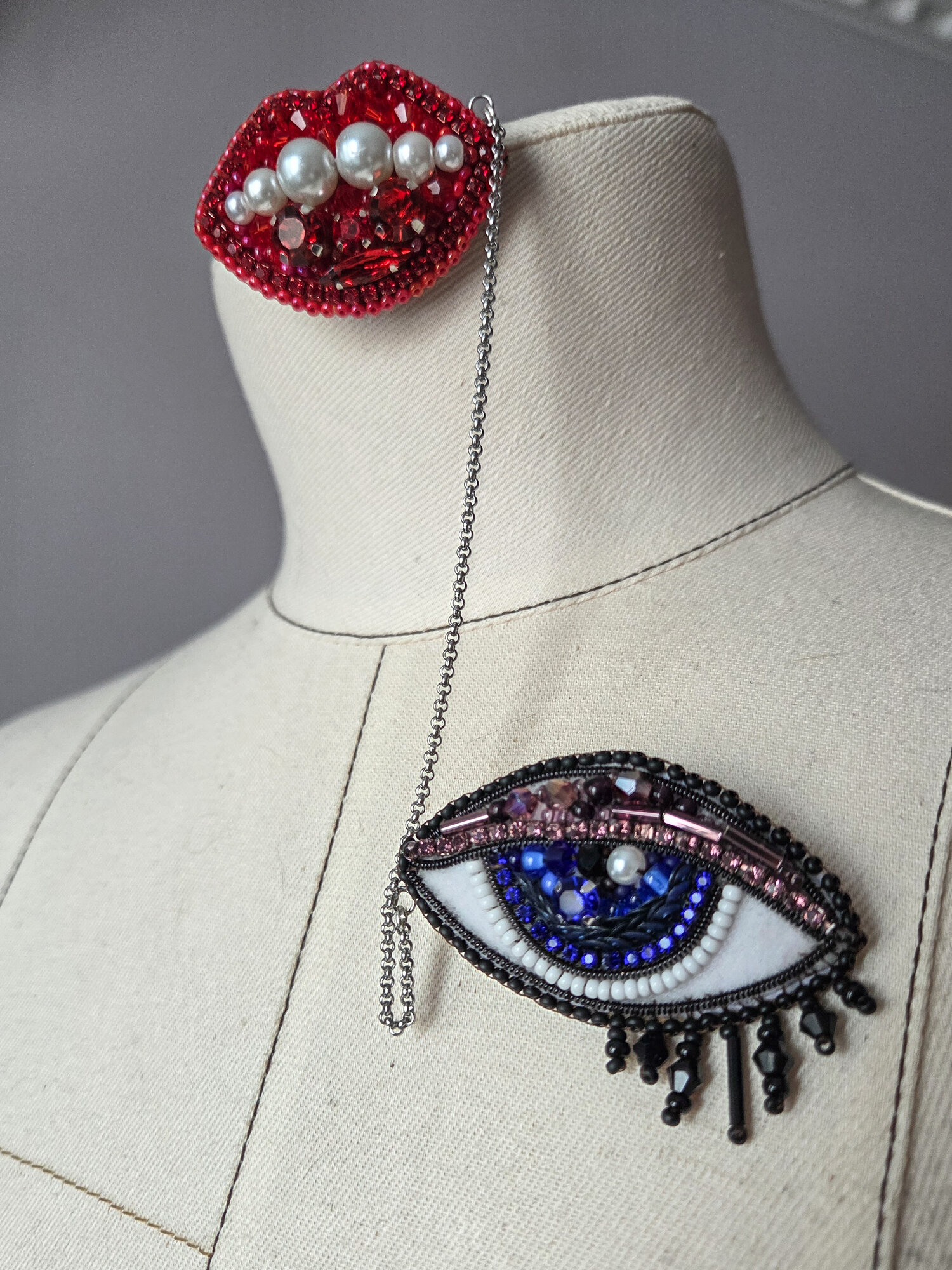 Комплект брошей