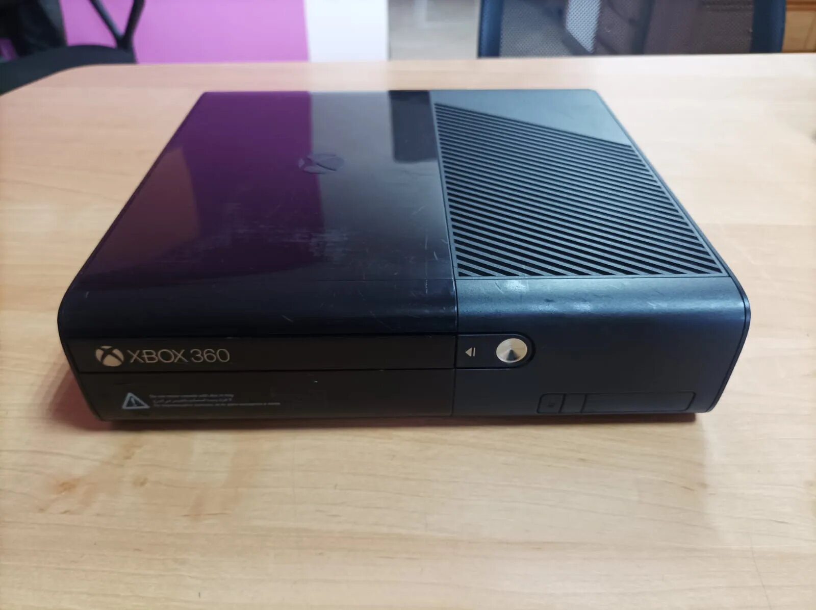 Игровая приставка Xbox 360 E, с двумя геймпадами, кинектом и игрой для кинекта