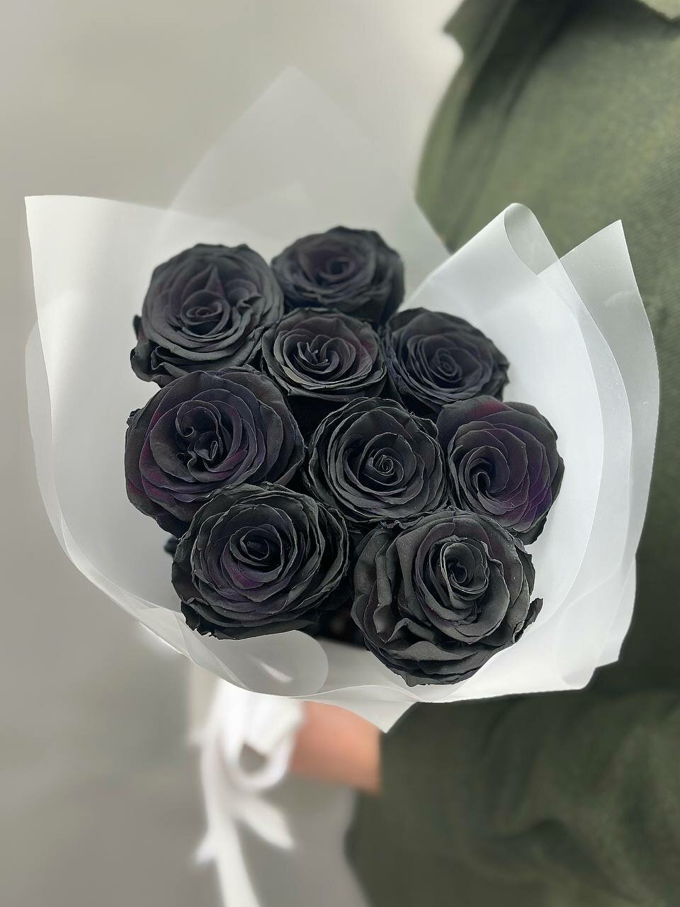 Монобукет из 9 чёрных роз эквадор в матовой упаковке с атласными лентами