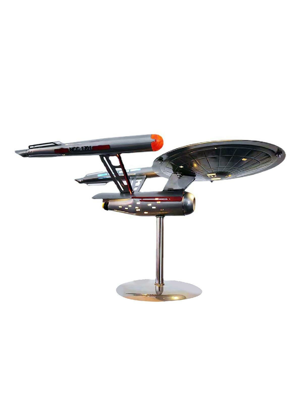 Украшение модели космического корабля