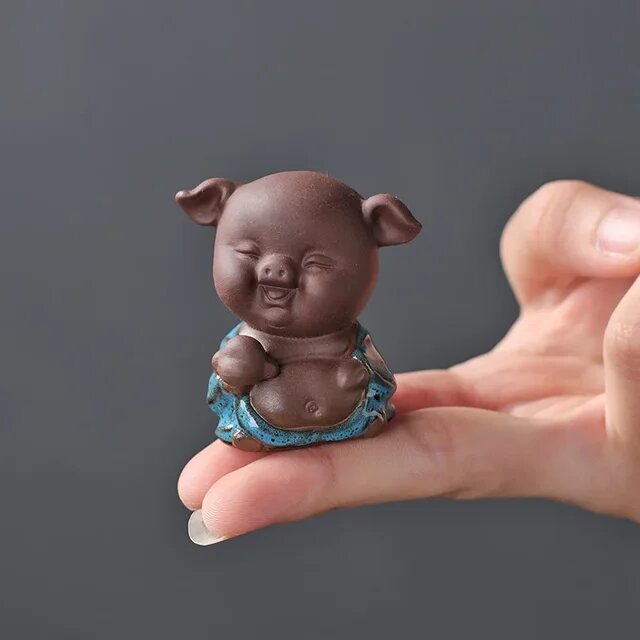 Милая фиолетовая глиняная фигурка свинки, миниатюрный чайный питомец для кончиков пальцев, украшение для чайного столика, набор для чаепития ручной работы.