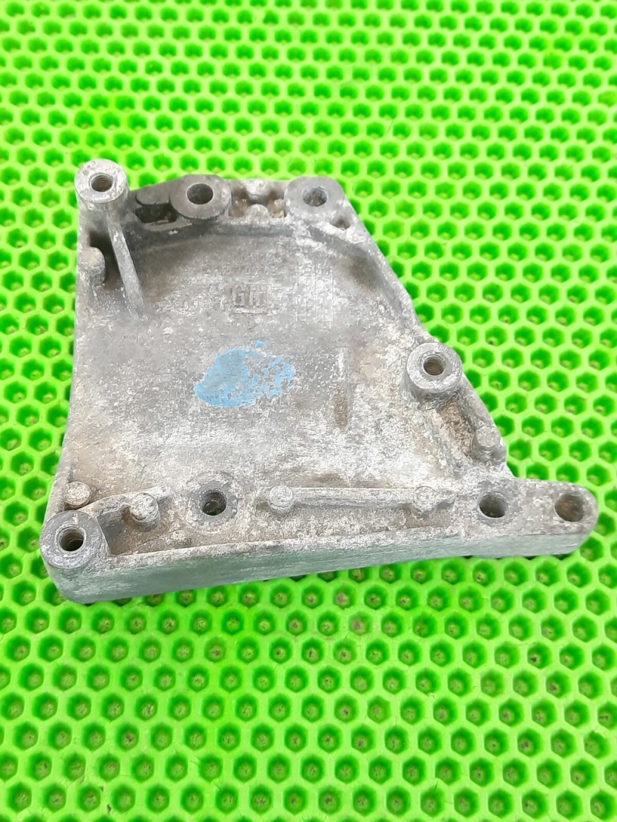 Кронштейн компрессора кондиционера Opel Corsa D 55567925