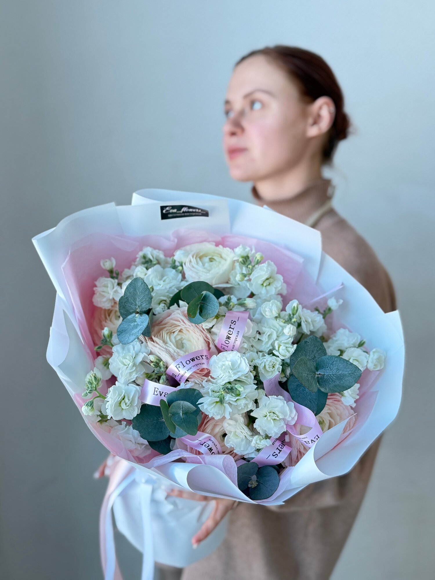 Букет ранункулюсов и матиол, белоснежный, в стильной упаковке