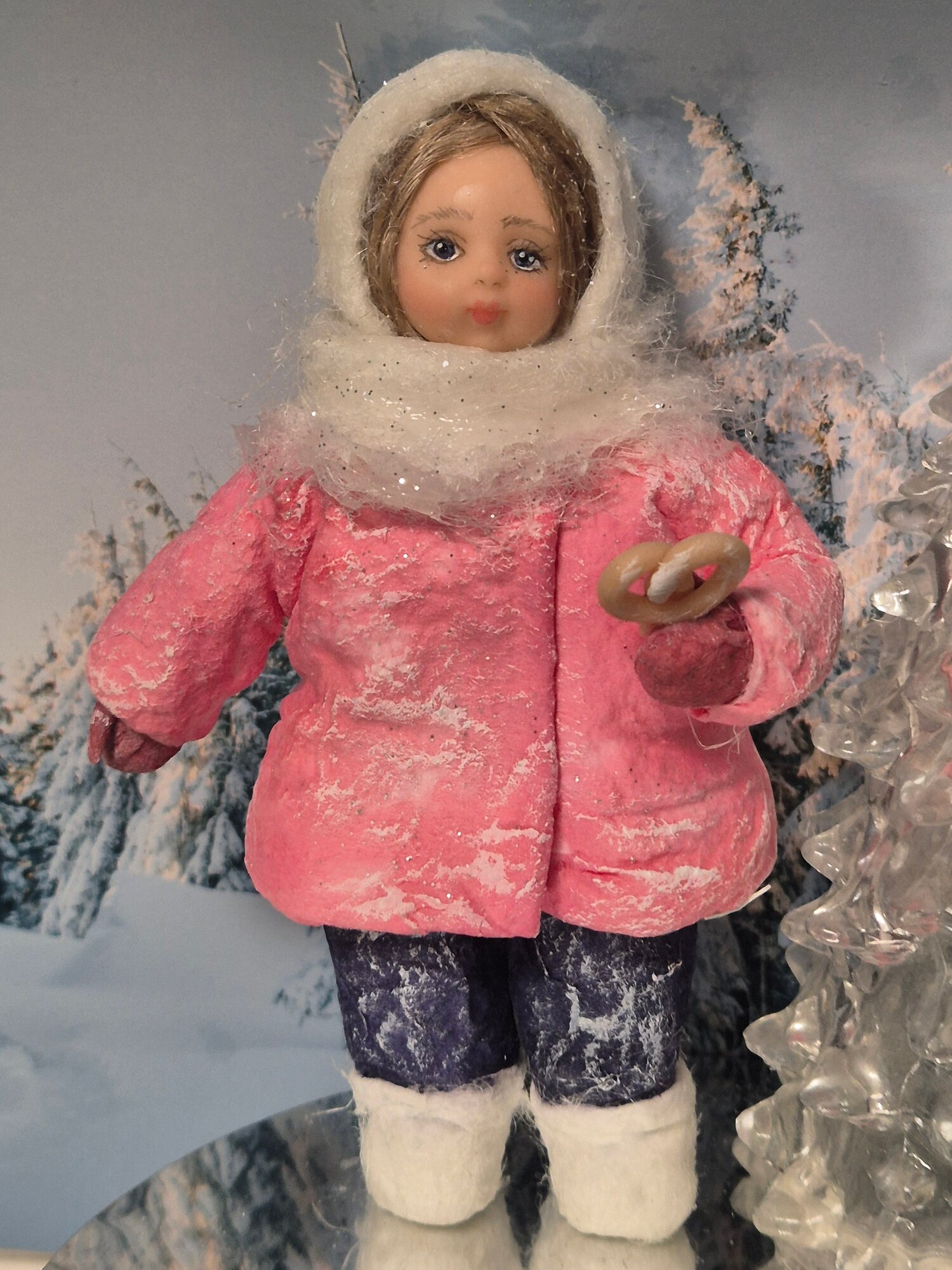 Ёлочная игрушка Affavatta, "Девочка с кренделем", 12см, ручная роспись