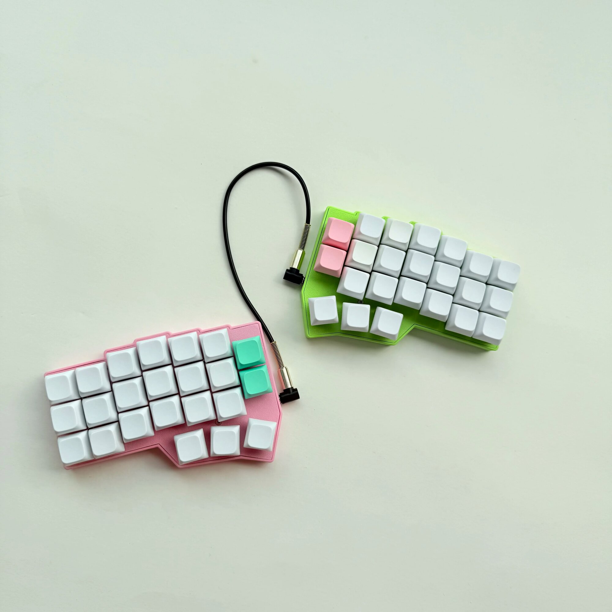 Корне V4 раздельная механическая клавиатура чёрного цвета Красный переключатель, Pink Green