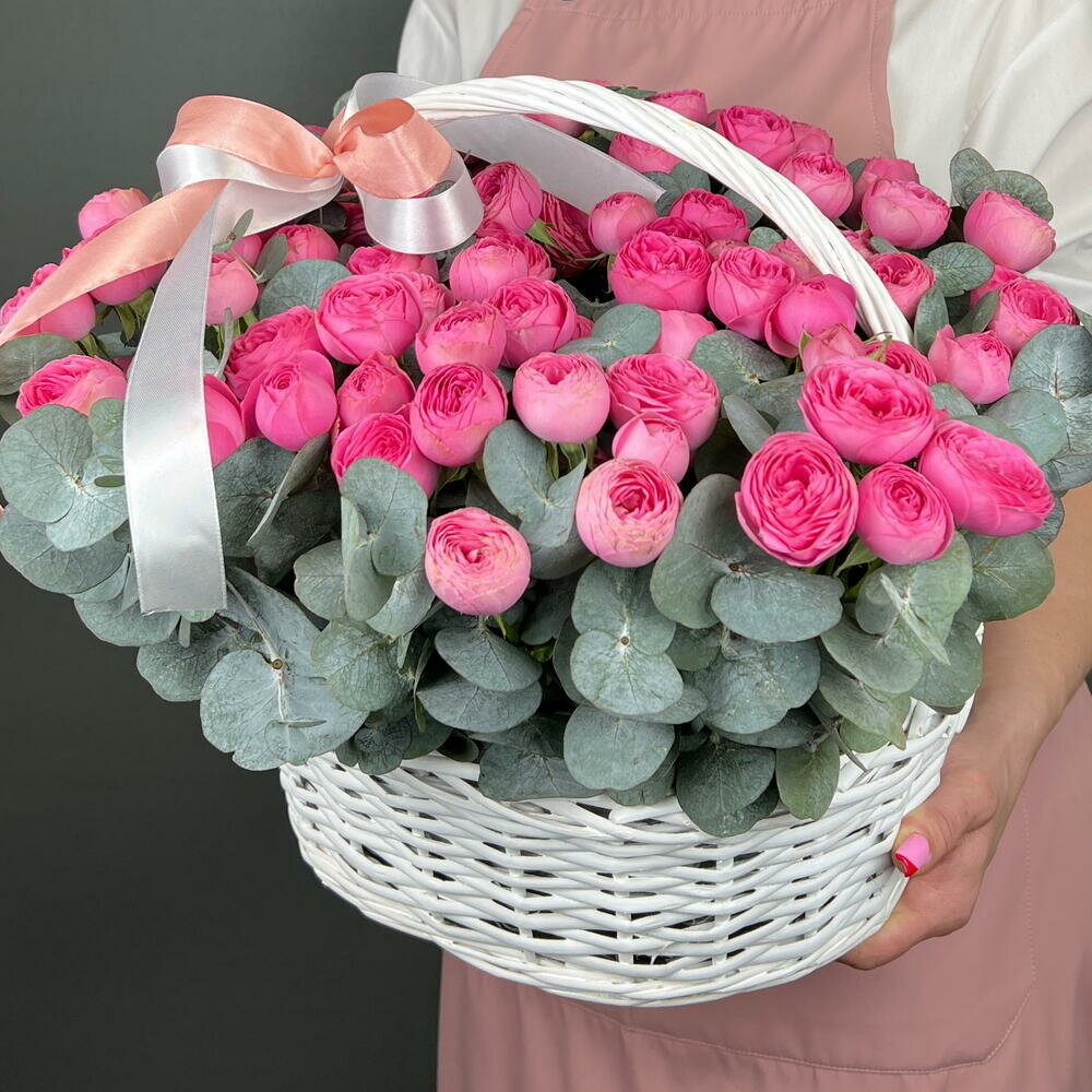 Цветы в корзине. Кустовые пионовидные розы Сильва Пинк и ветки Эвкалипта (L)