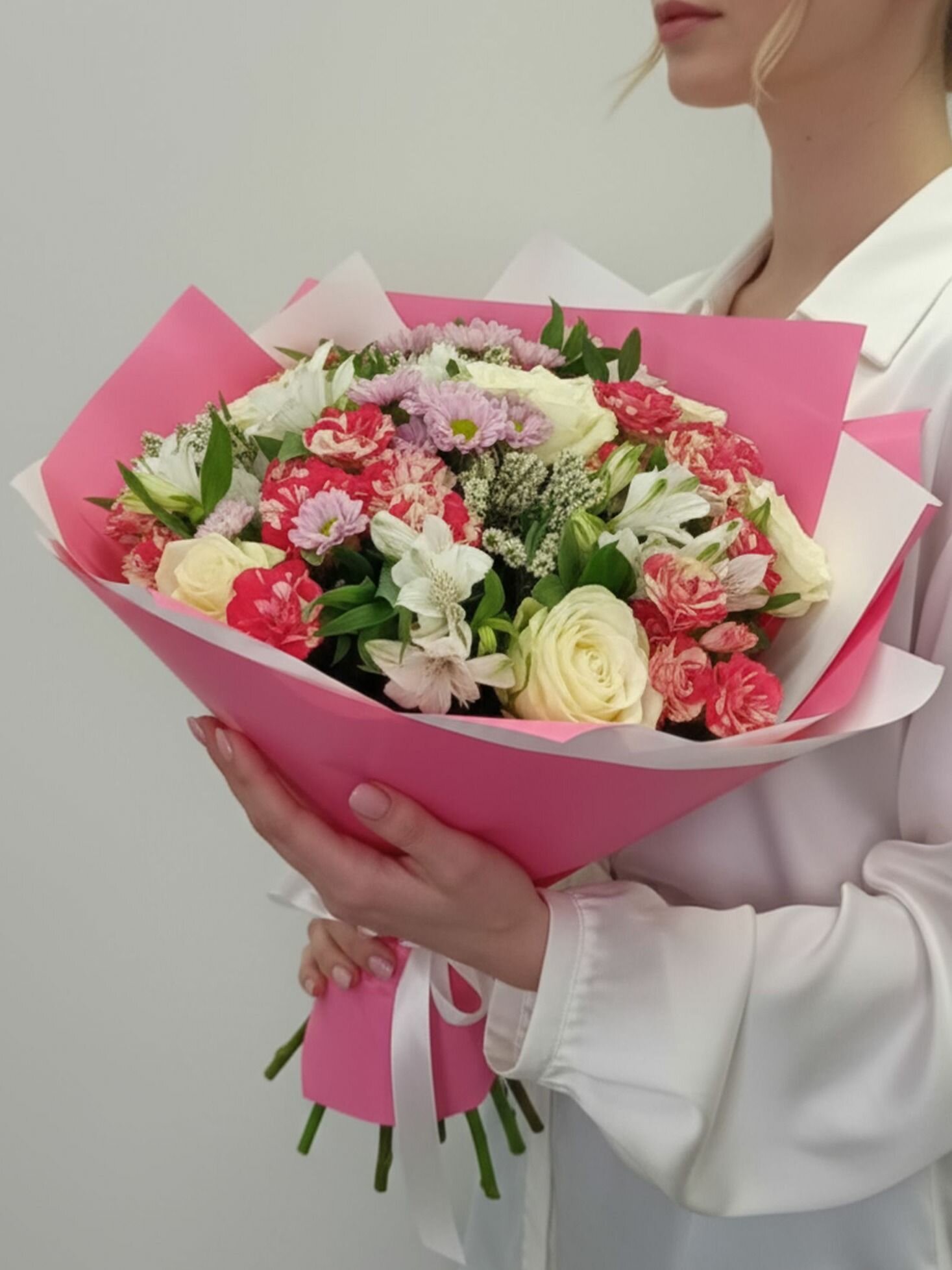 Букет с хризантемой "Комплимент королеве", 35х40 см, роза, кустовая роза, альстромерия, вероника