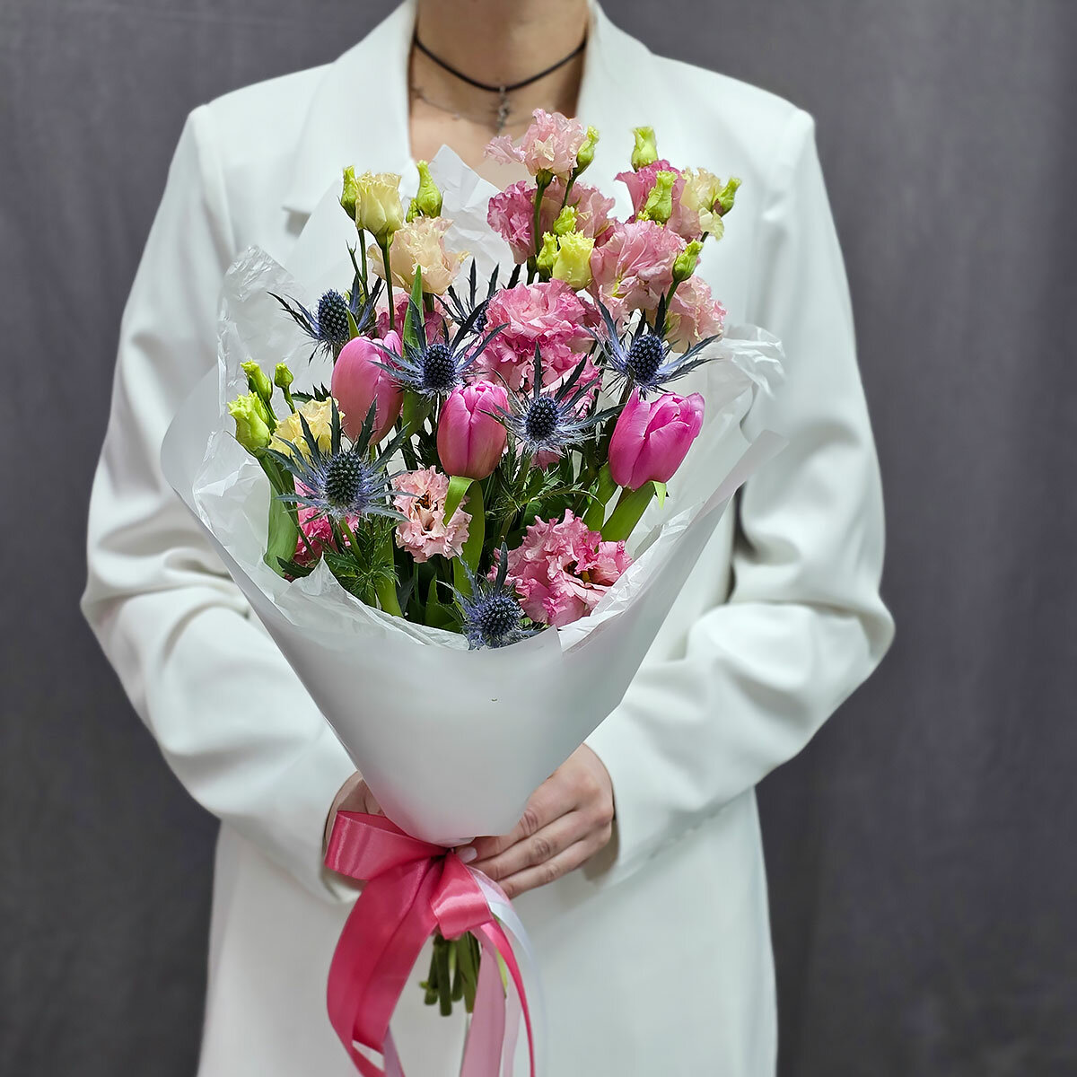 Букет Талисман Флора "Нежнянка Колючая", лизиантусы, эустома, тюльпаны, эрингиум