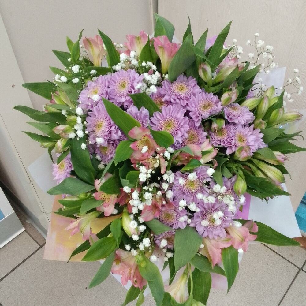 Авторский букет из Кустовой Хризантемы с Альстромерией и Гипсофилой "Акварельный букет"
