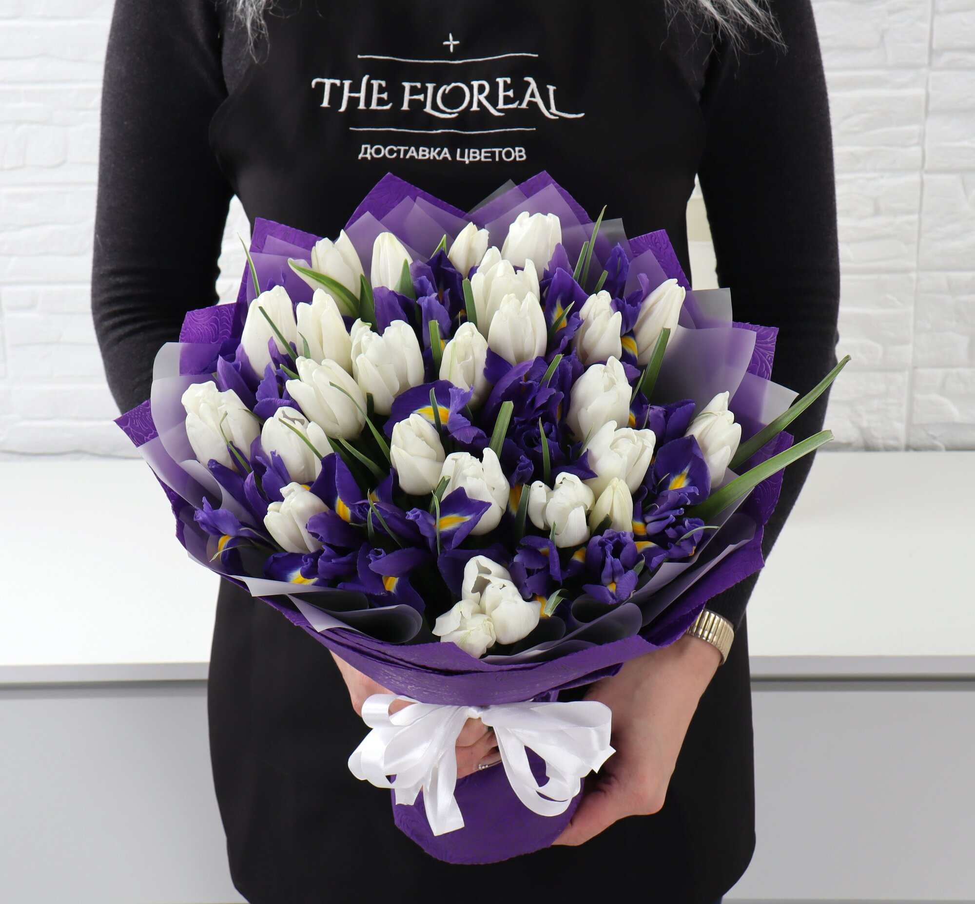 Букет 35 тюльпанов былых с ирисом, THE FLOREAL, высота 40 см, в упаковке с бантом