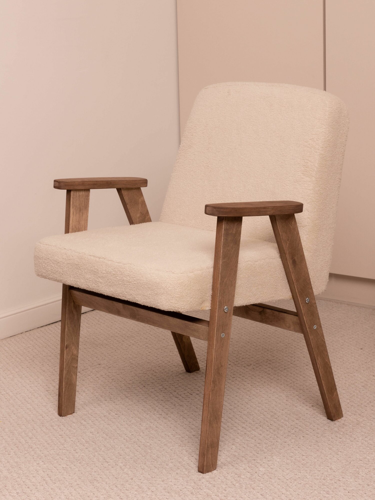 Кресло мягкое для дома и дачи Галант на высоких деревянных ножках с подлокотниками