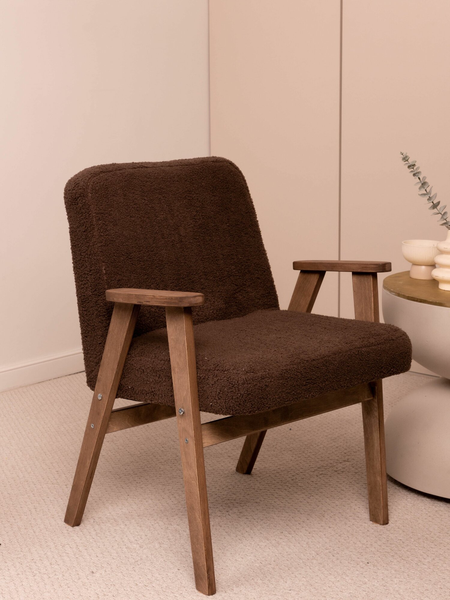 Кресло мягкое для дома и дачи Галант на высоких деревянных ножках с подлокотниками