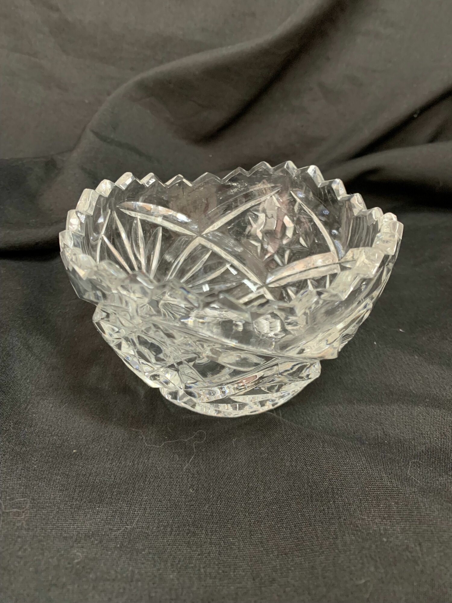 Маленькая хрустальная конфетница с зубчатым краем