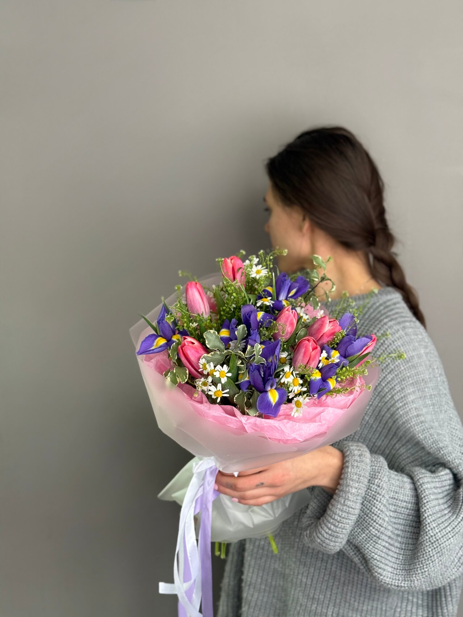 Ирисы, ромашки кустовые, зелень и тельпаны в букете «Весенний»