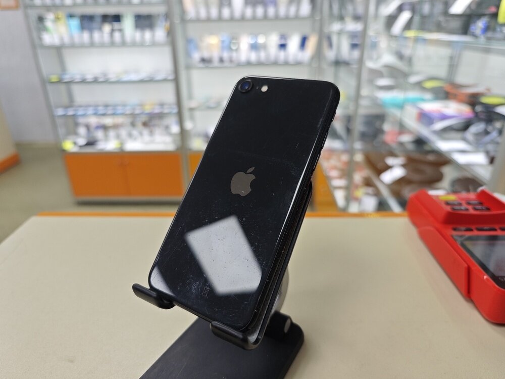 Царапины!! Смартфон Apple iPhone SE 2020 64 ГБ RU, nano SIM+eSIM, черный Б/У уценка