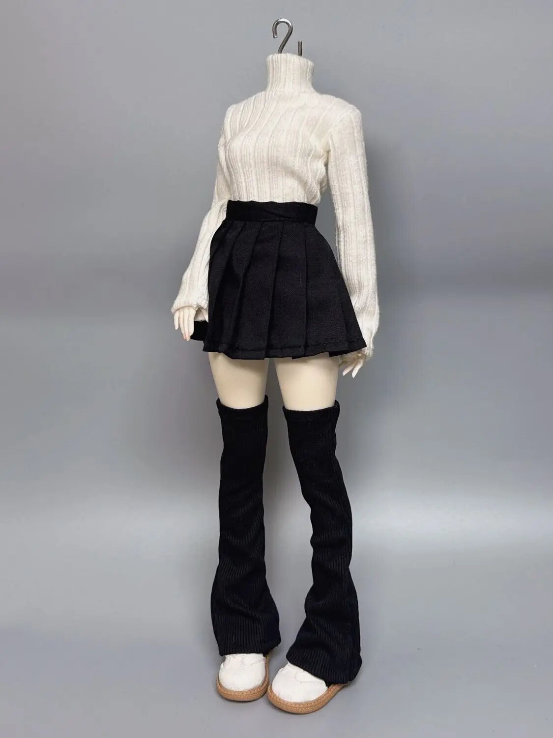Черный свитер, юбка и гольфы для куклы BJD 1/4