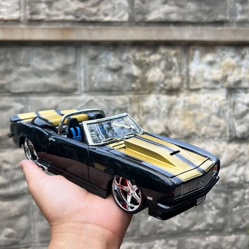 1: 18 Chevrolet 1968 Модель старинного кабриолета Комайро