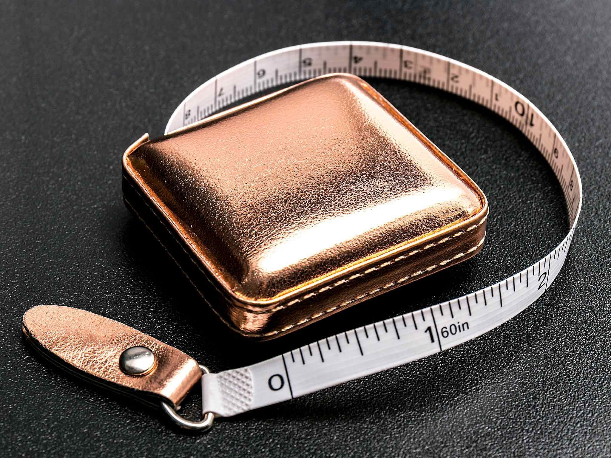 Сантиметр рулетка с градацией в дюймах и сантиметрах в чехле. Hemline Rose Gold