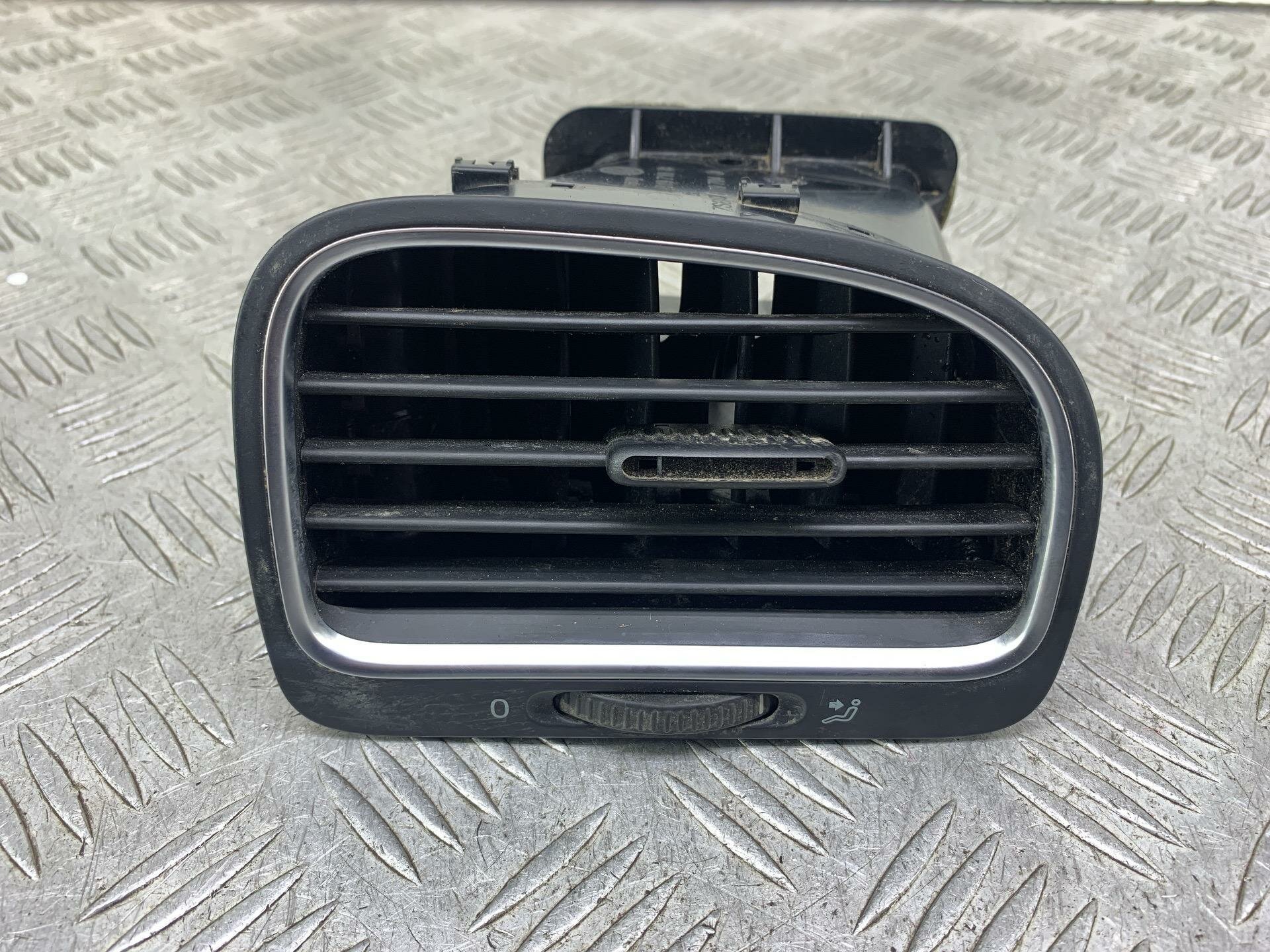 Дефлектор обдува салона правый Volkswagen Golf 6 (2008 - 2012) 5K0819710