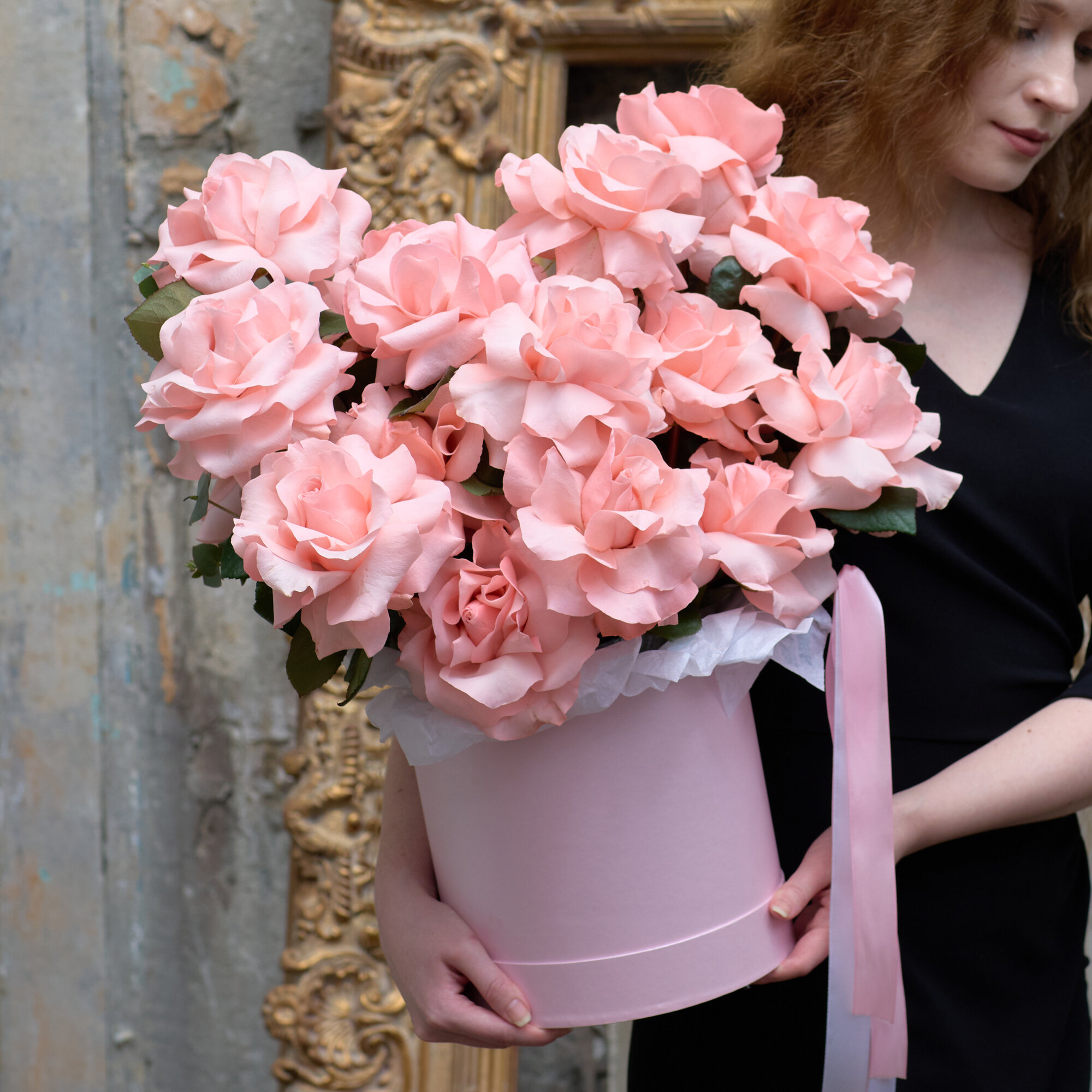 Цветы живые букет Flor-Pro Flowers из 19 розовых эквадорских роз в шляпной коробке