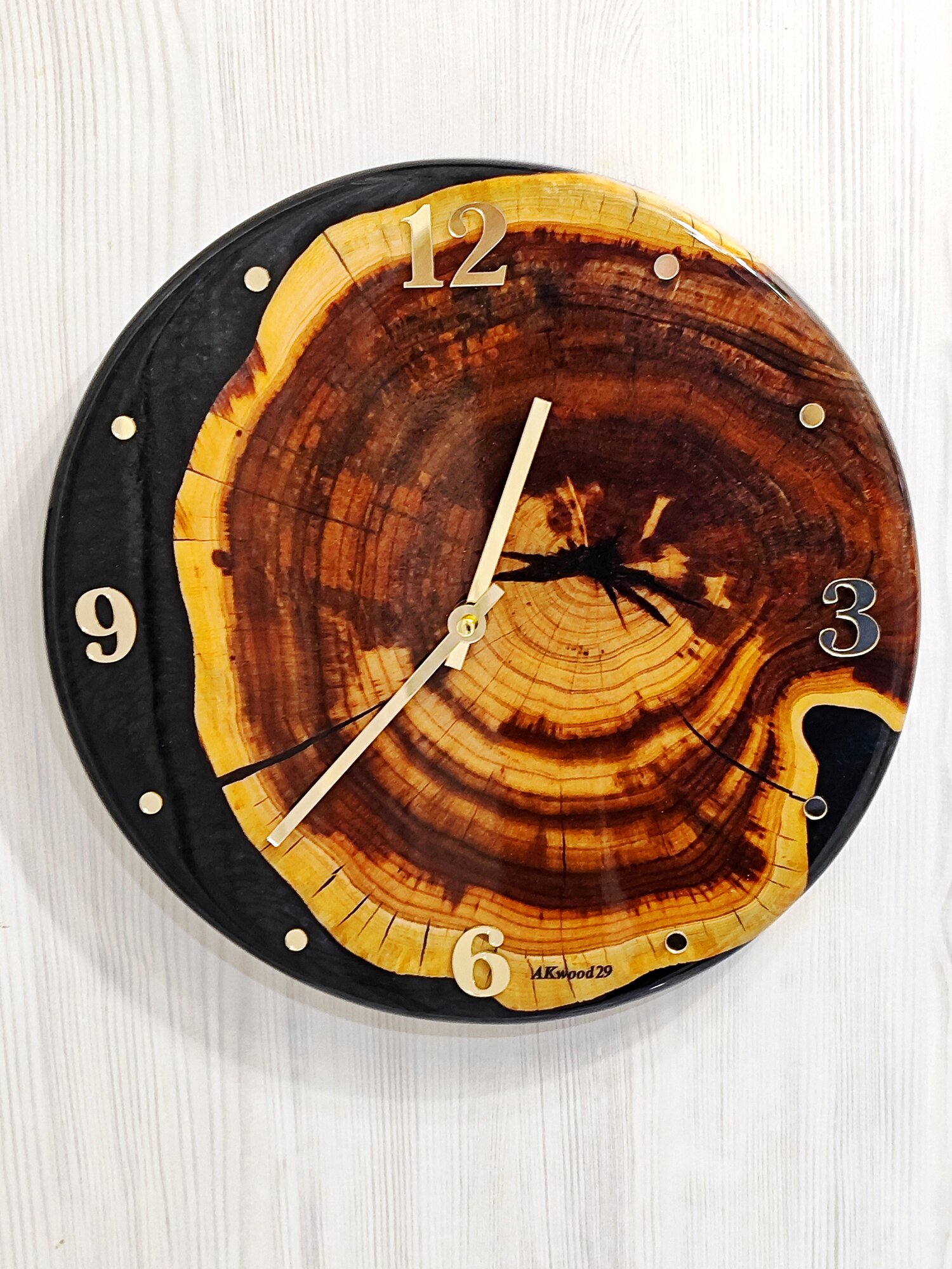 Настенные часы ручной работы из дерева и эпоксидной смолы"БТ 25-05(50)", фигурные