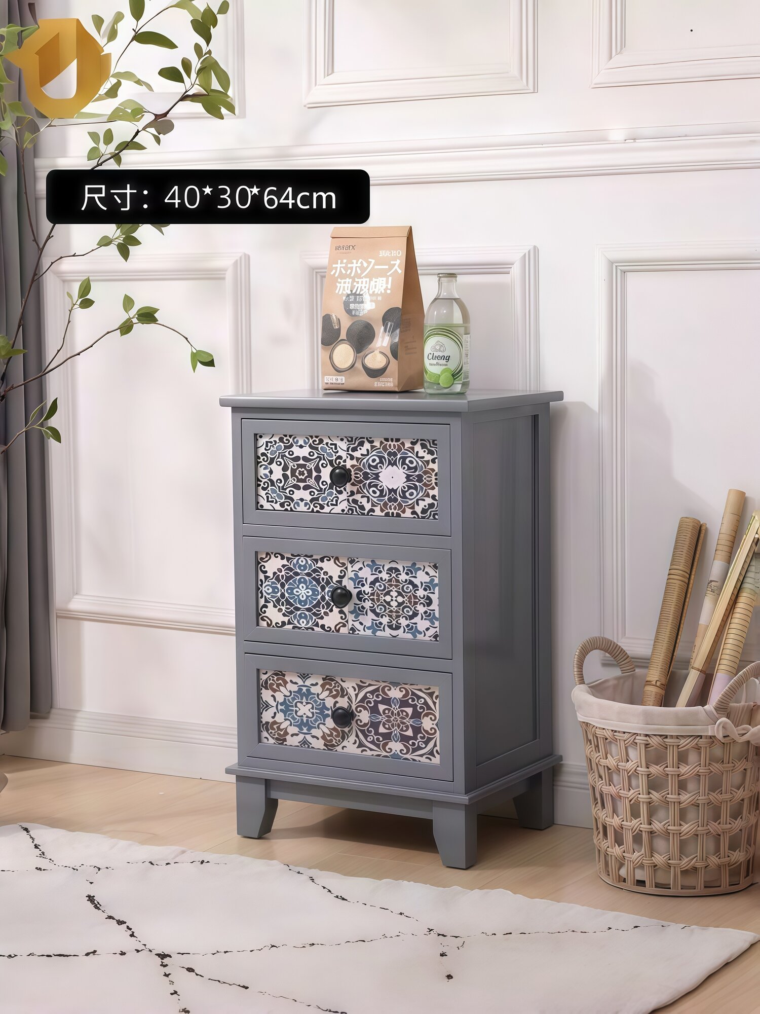 Комод в европейском стиле, прикроватные тумбочки, запирающиеся шкафчики