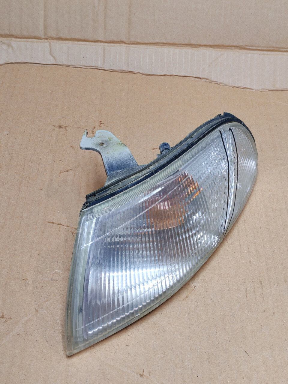 Поворотник левый Mazda 626 GE хэтч. (дефект)