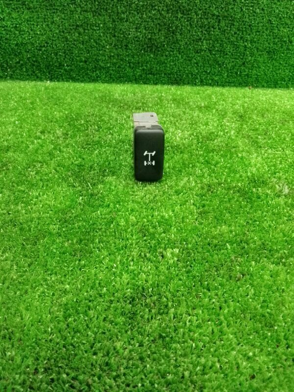 Кнопка блокировки дифференциала Toyota Hilux Б/У с пробегом