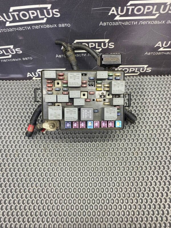 Блок предохранителей подкапотный