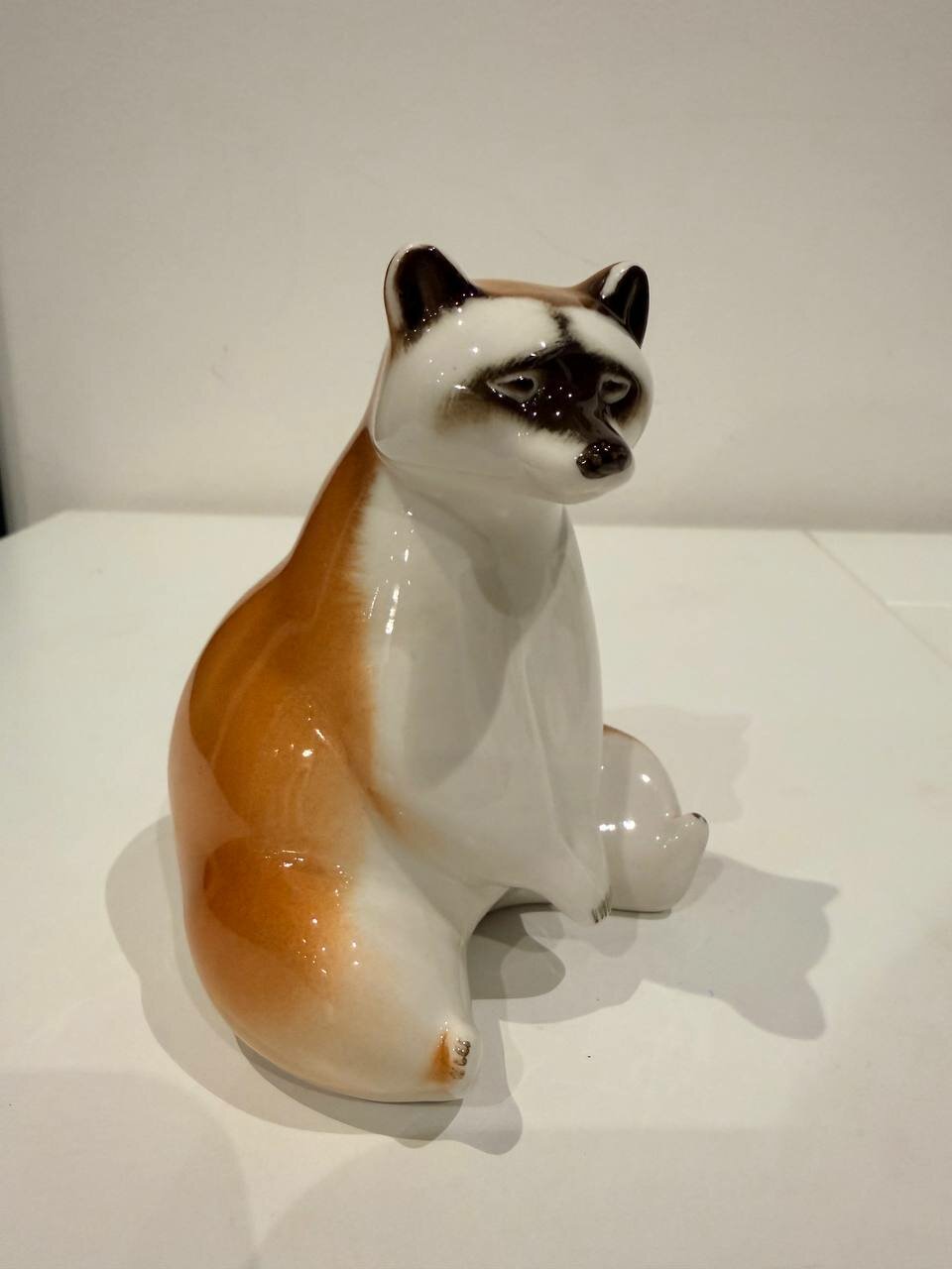 Статуэтка "Енот сидит" Фарфор. ЛФЗ. СССР. Высота:11 см. Состояние!