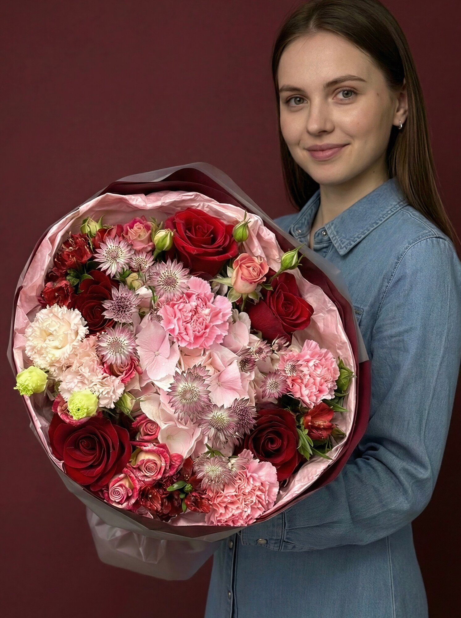 Сборный букет "Алый Секрет" с красной розой, гортензией и диантусами