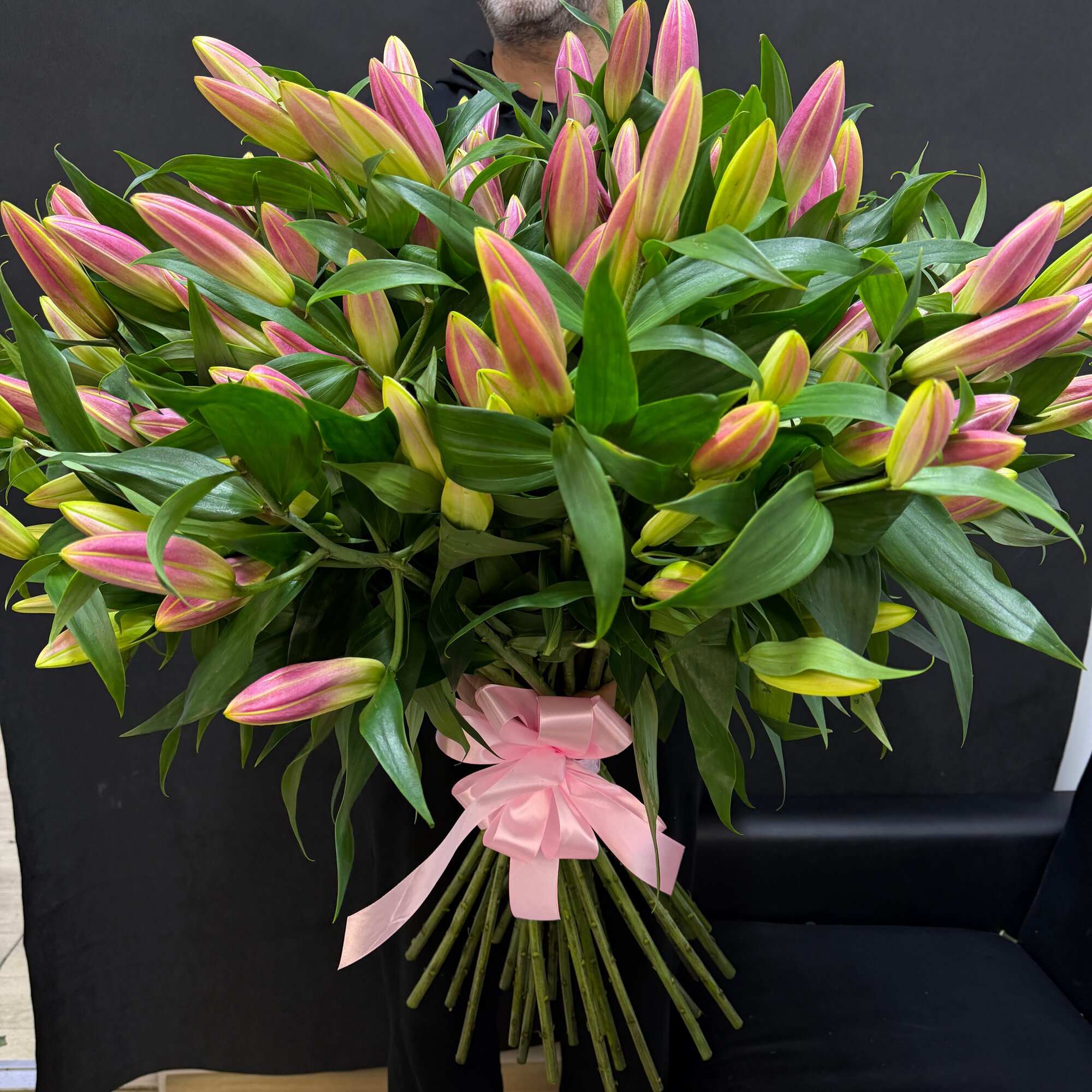 29 розовых лилий / Букет из 29 розовых лилий под атласную ленту