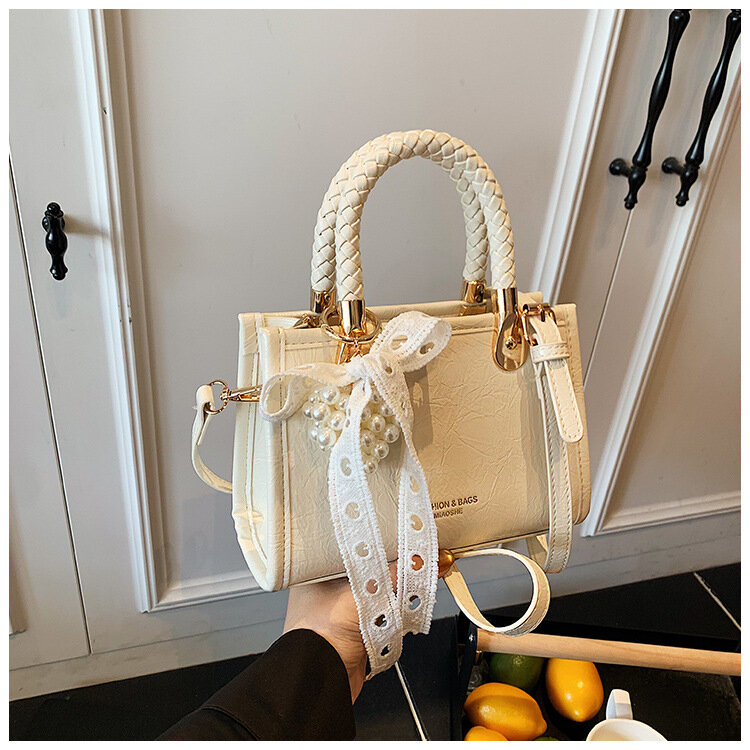 Суперпопулярная женская сумка для путешествий, универсальная для лета, новая модная простая сумка через плечо 2025 года, популярная маленькая квадратная сумка для ношения в руке.