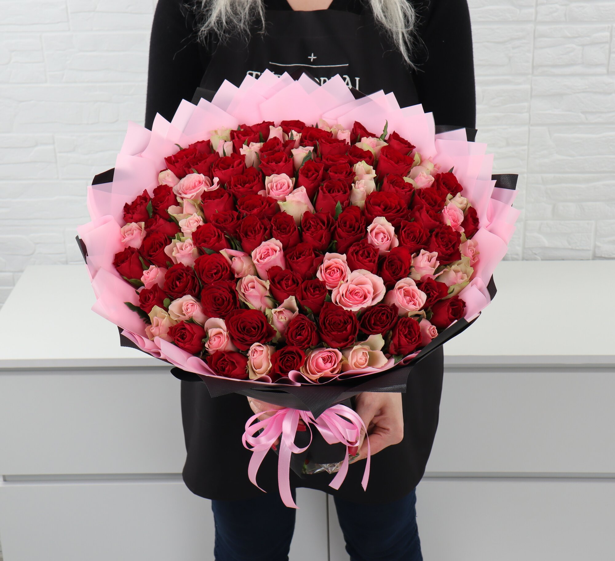 Монобукет THE FLOREAL красная и кремовая роза 101 штука, высота 40 см, с бантом