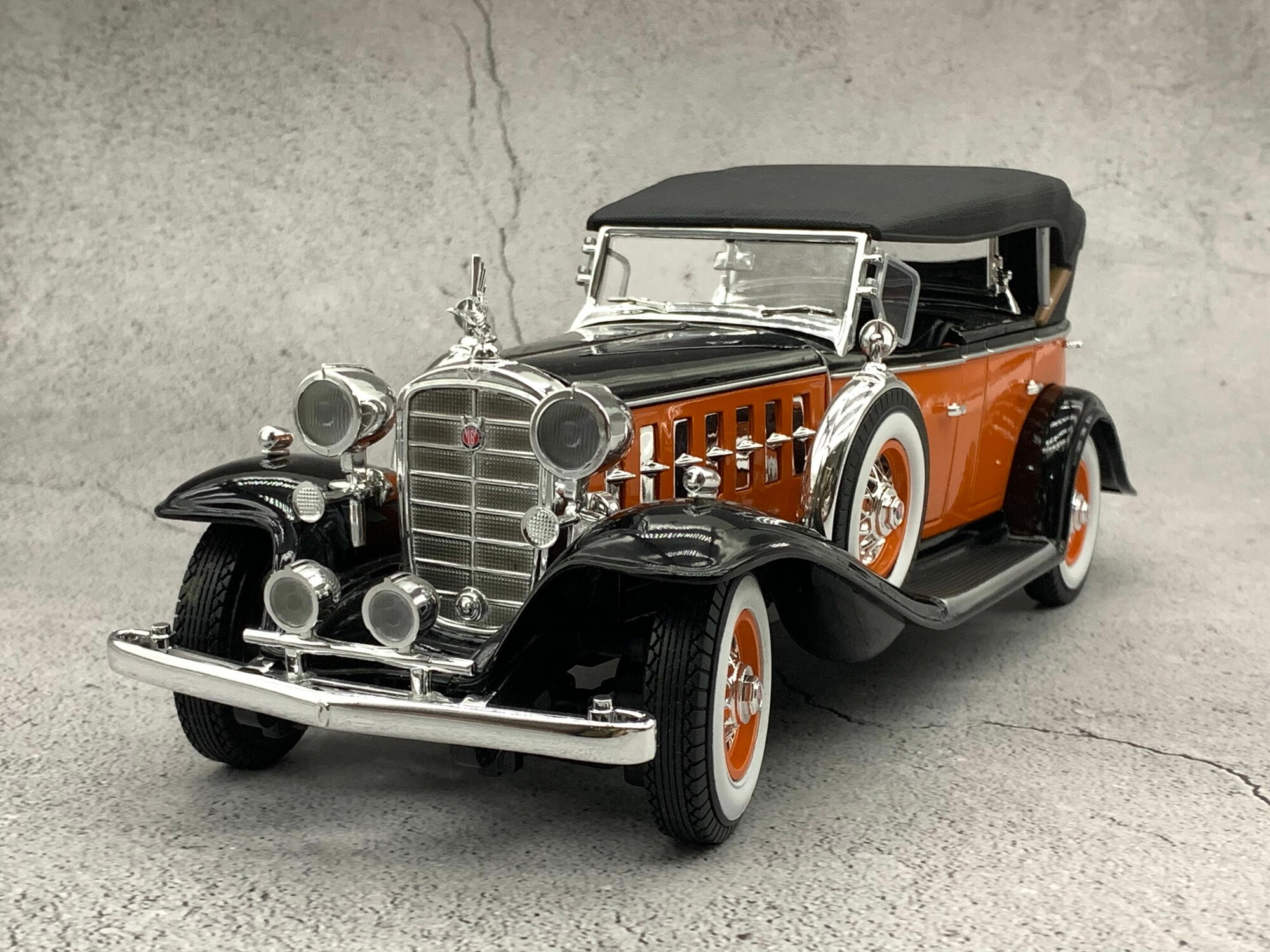 Auto World 1932 Cadillac V16 Sport Phaeton литая модель автомобиля в масштабе 1:18