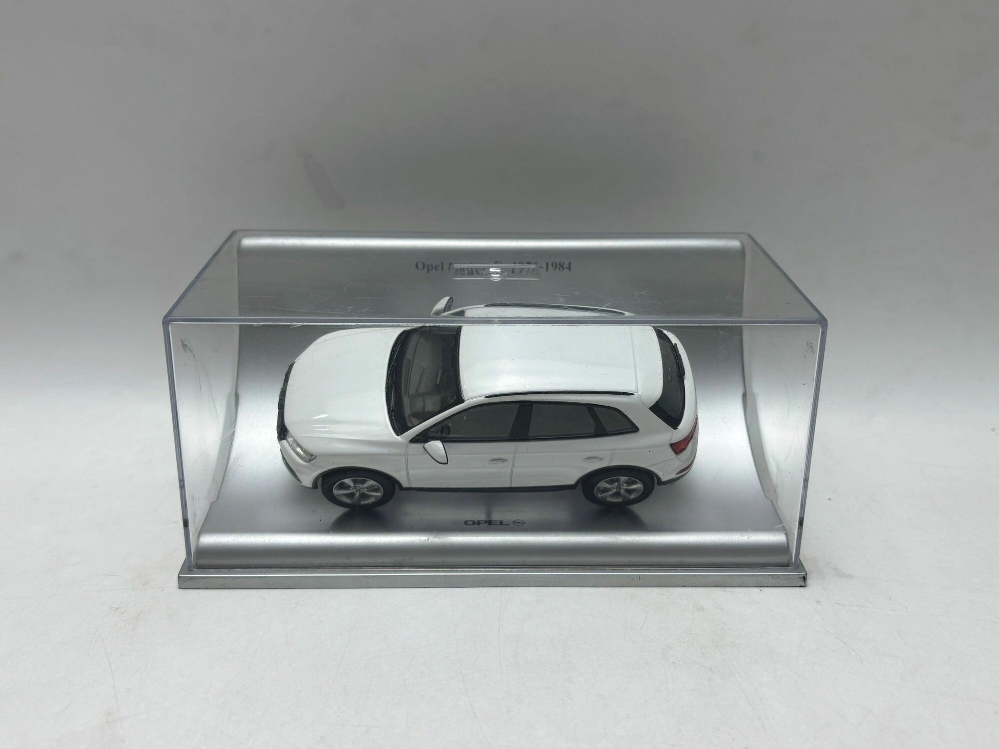 Коллекционная модель автомобиля Audi Q5 SUV в масштабе 1:43, изготовленная из литого под давлением металла