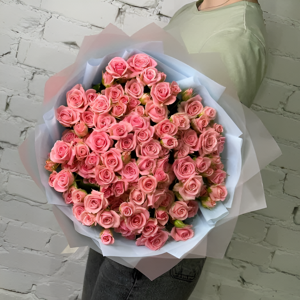 Букет свежесрезанных цветов из кустовых роз в дизайнерской упаковке