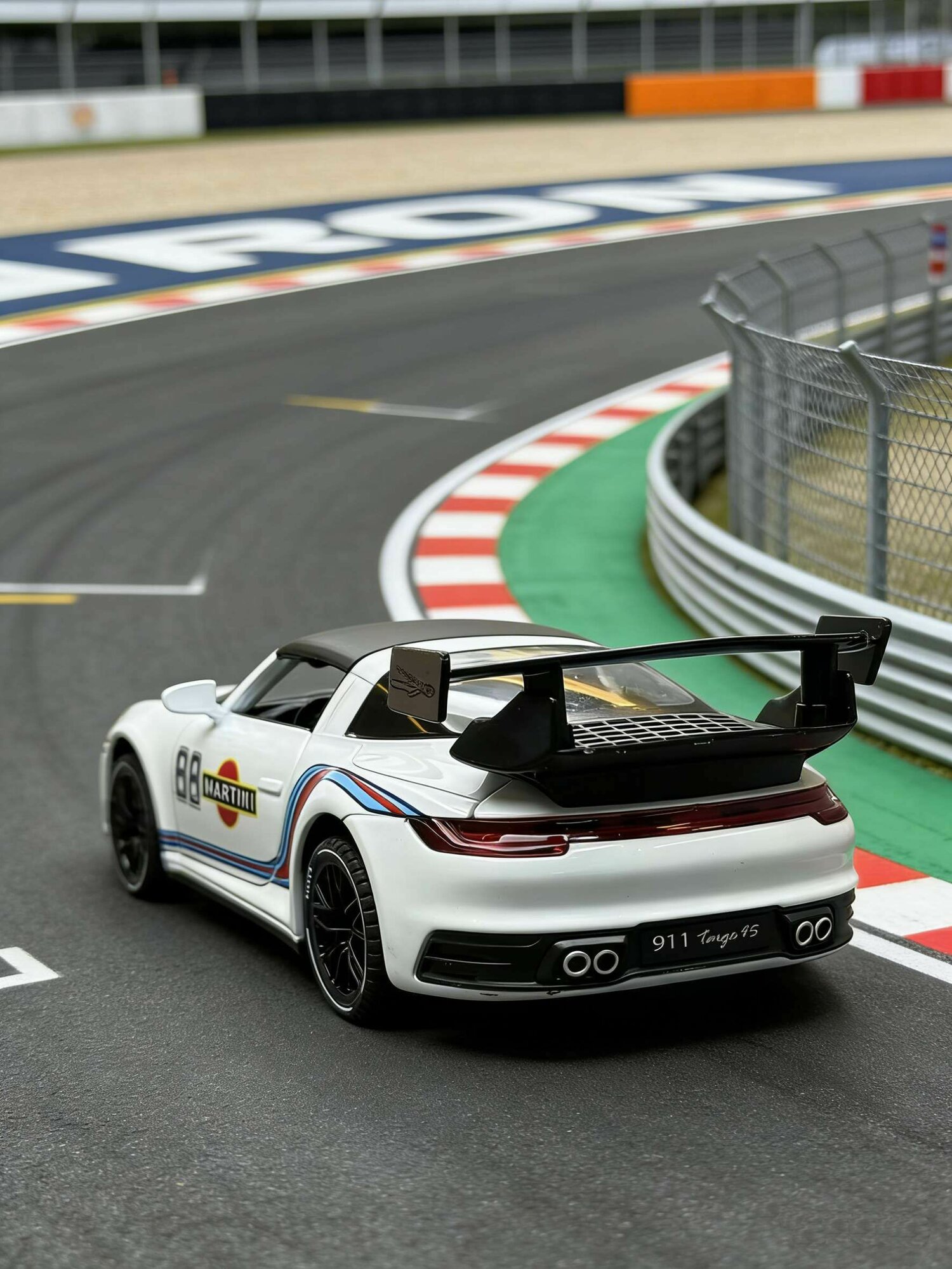 Металлическая модель автомобиля Porsche 911 Targa 4S 1:32 с подсветкой