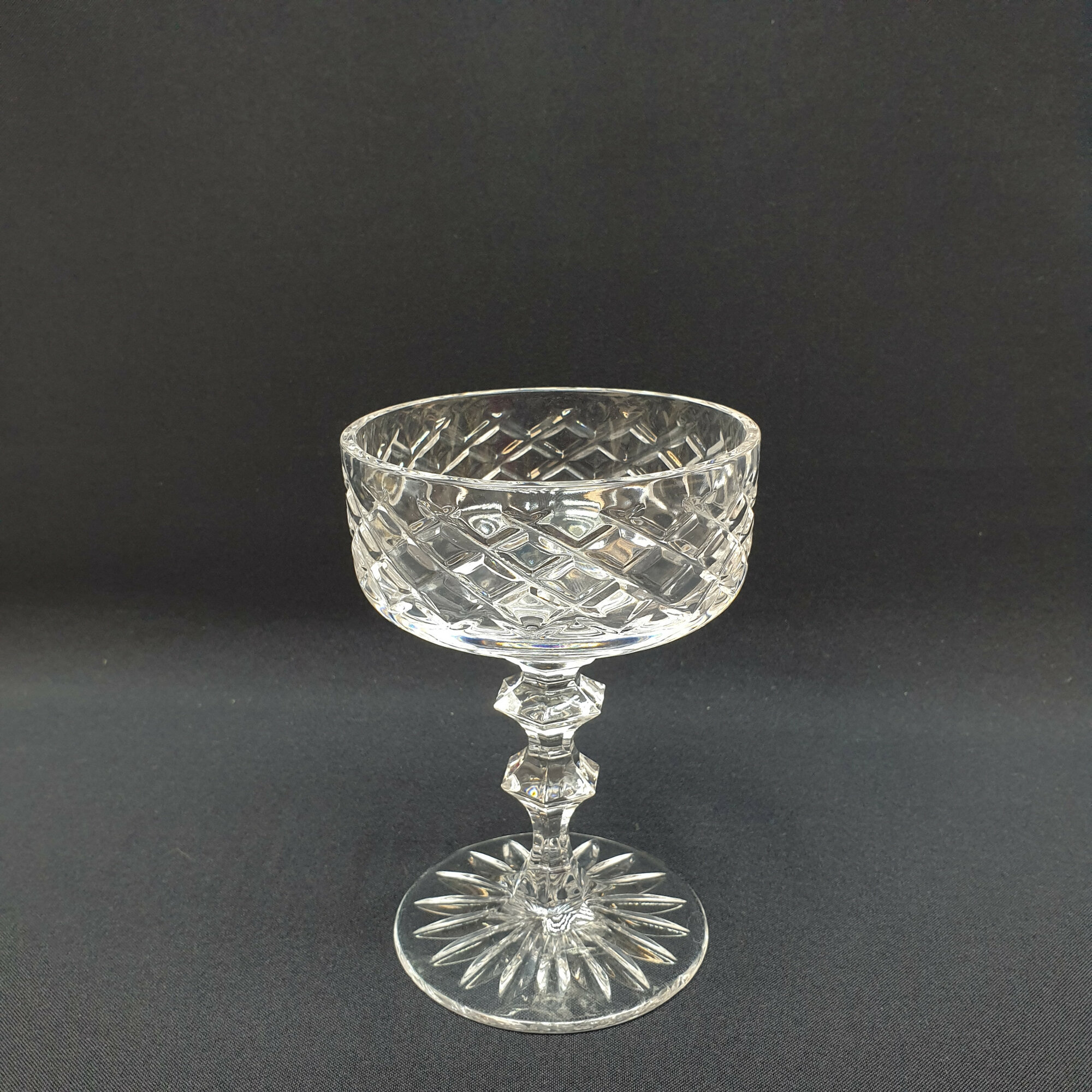 Винтажная креманка на фигурной ножке 14 см, обьем 200 мл, хрусталь, ручная резка сеточкой. СССР.