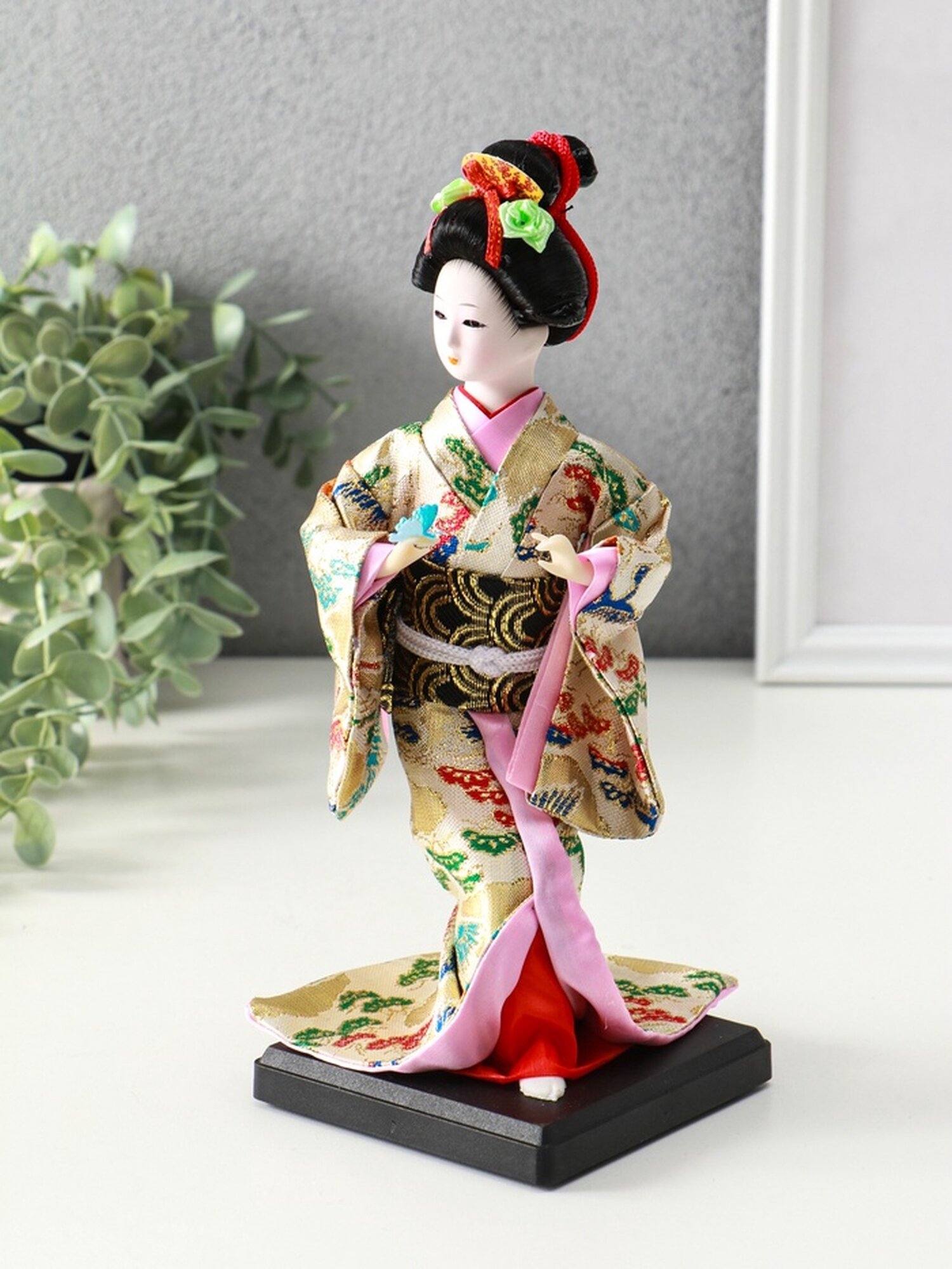 Кукла коллекционная "Японка в цветочном кимоно с бабочкой на руке" 25х9,5х9,5 см